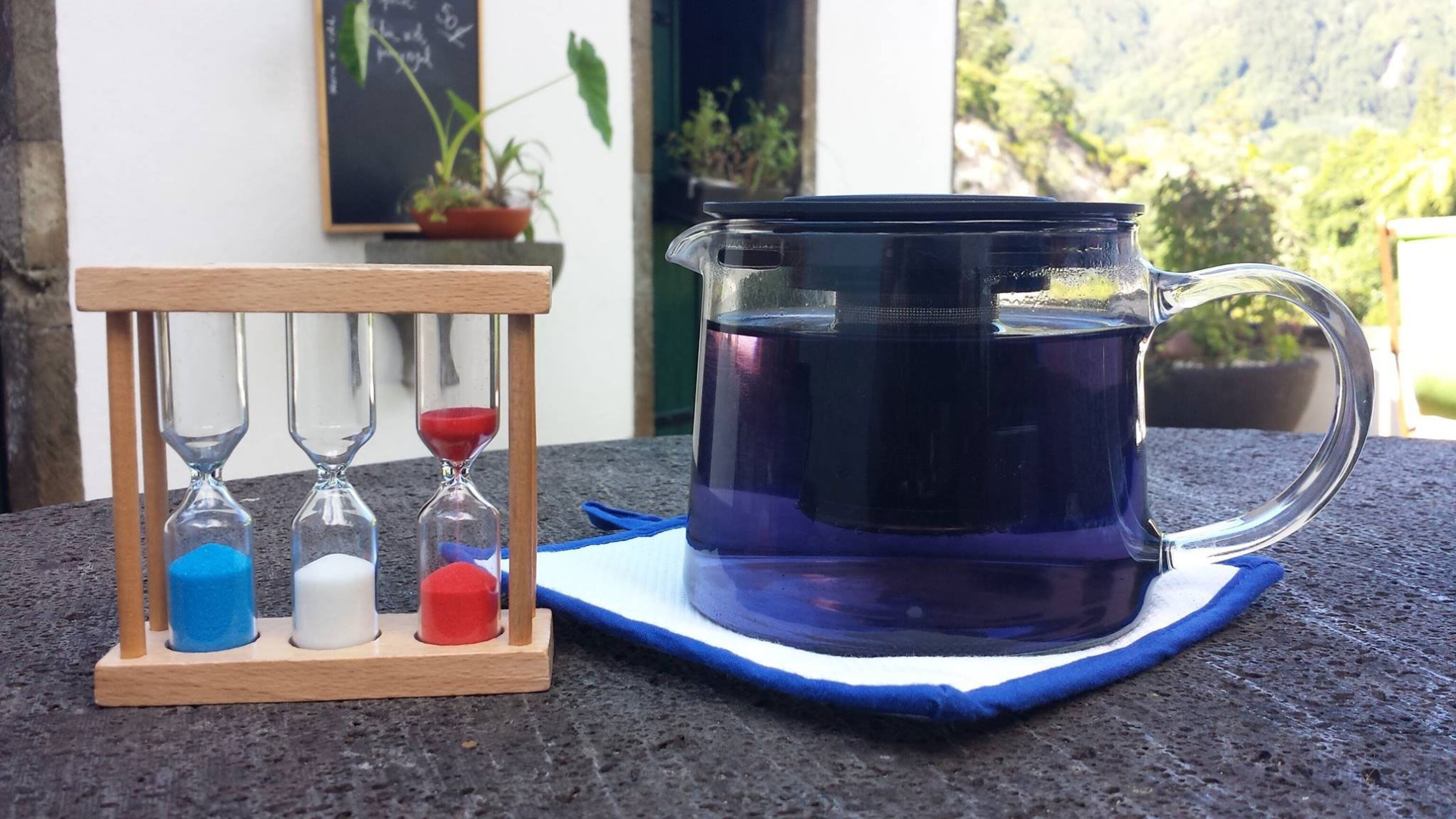 Volcanic waters in the Azores turn green tea purple