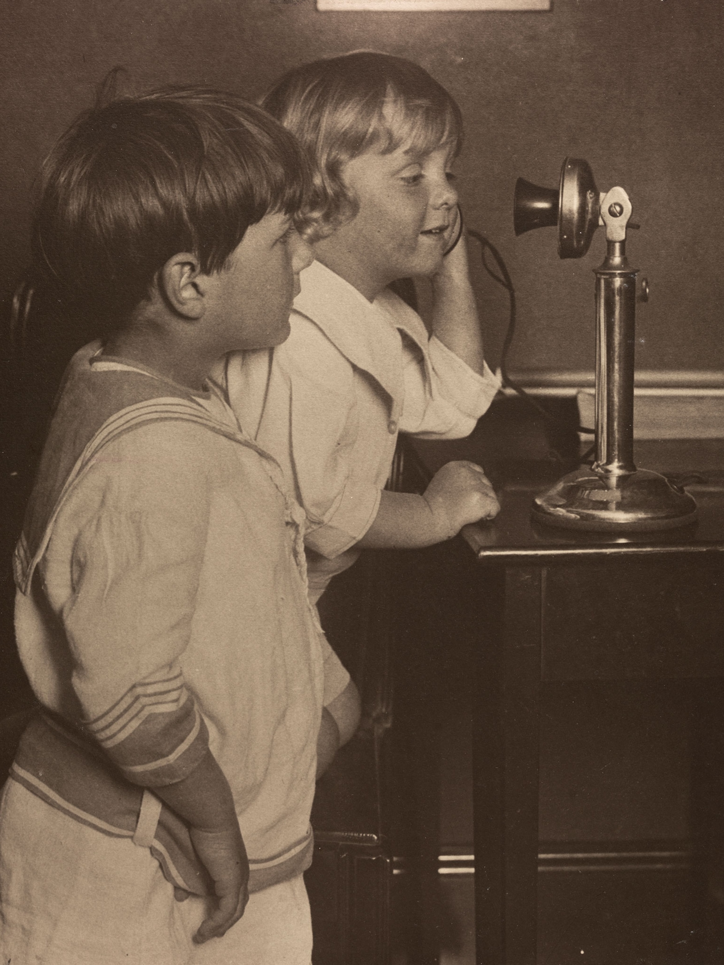 Before Hotline Bling: 12 Photos of Phones Through the Years