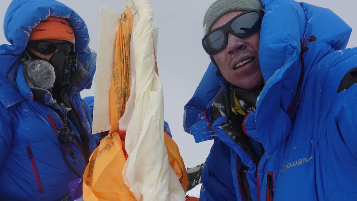 Climber Summits Everest Without Supplemental Oxygen | National Geographic