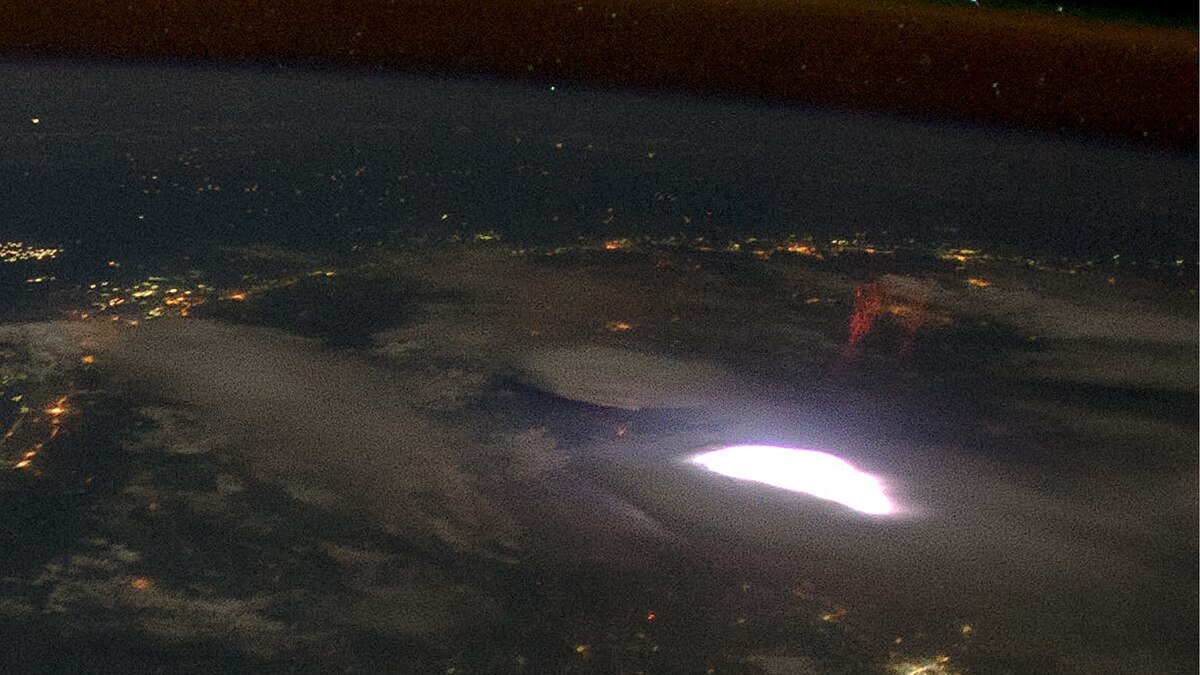 Giant Red Sprite Seen From Space Station | National Geographic