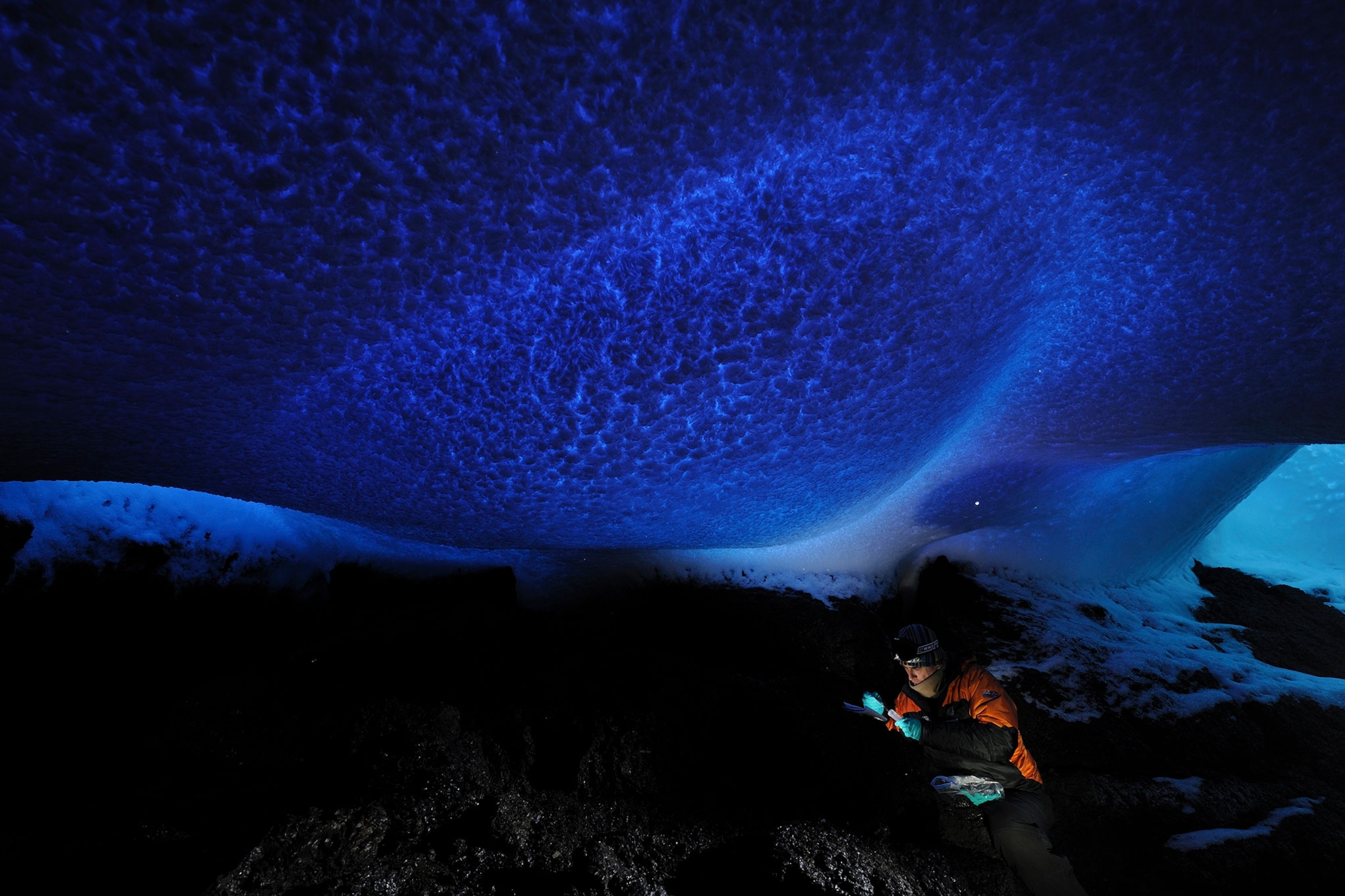 Archive Photos Show Dangerous Adventure Moments