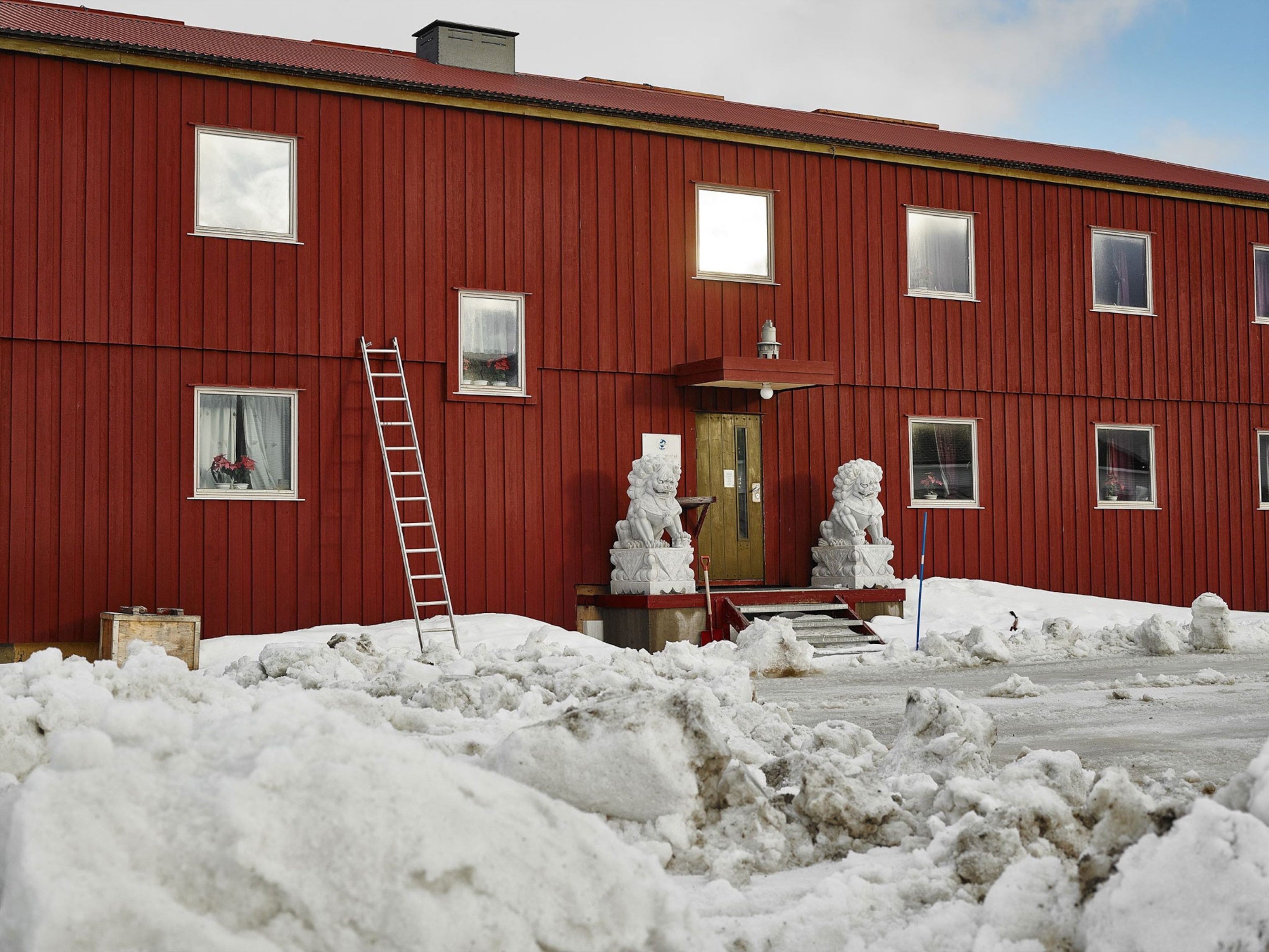 See inside Svalbard’s ice lab Ny-Ålesund, the world’s northernmost ...