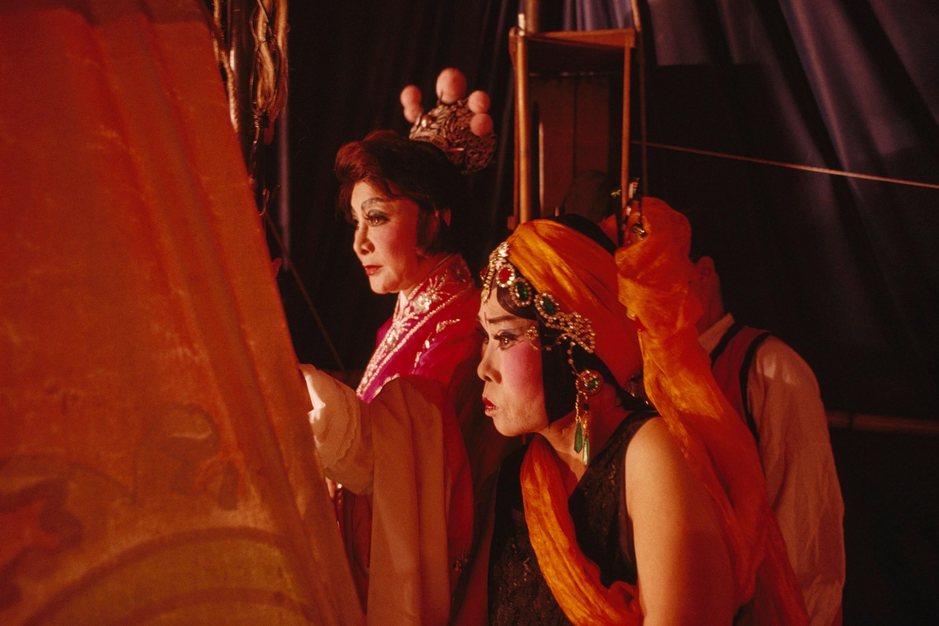 15 Pictures of Traditional Dress Around the World