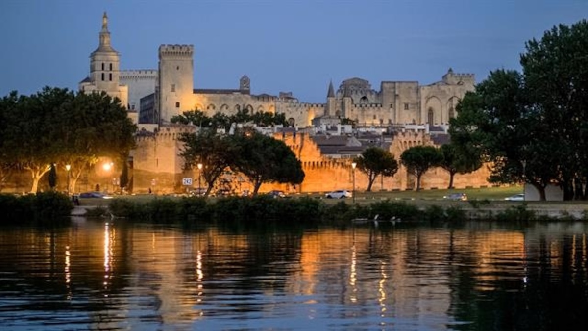 A Guide to the Historic Center of Avignon and Papal Palace, France ...