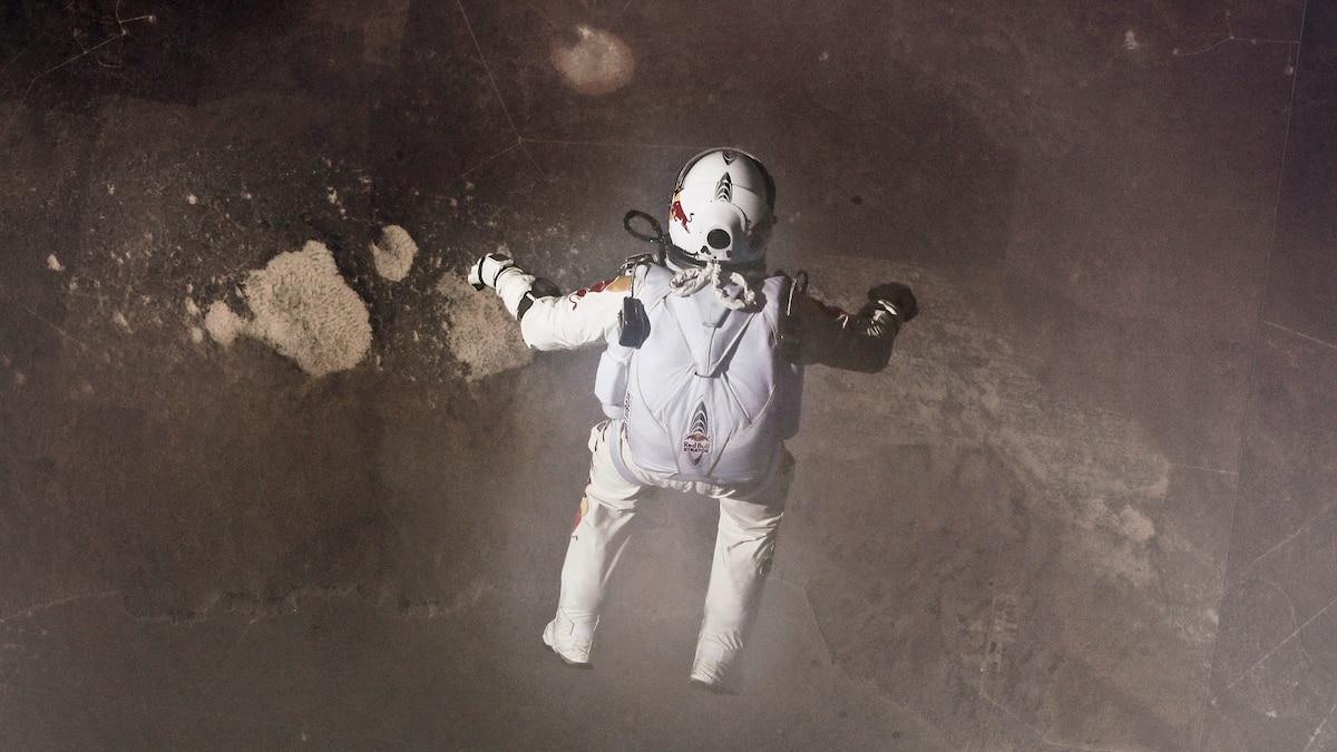 Space Pictures This Week: Supersonic Skydive, Starry Skies, More ...