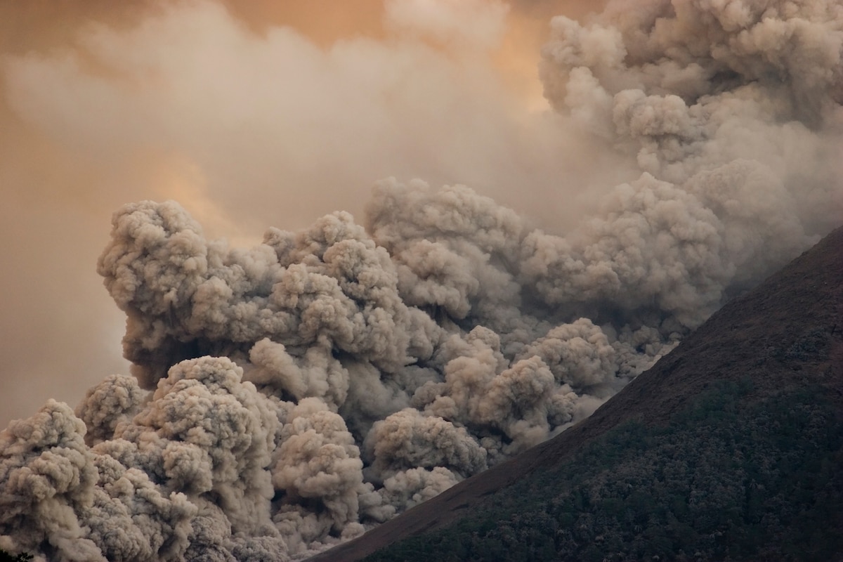 Volcanic 'avalanches' glide on air, boosting their deadly speed