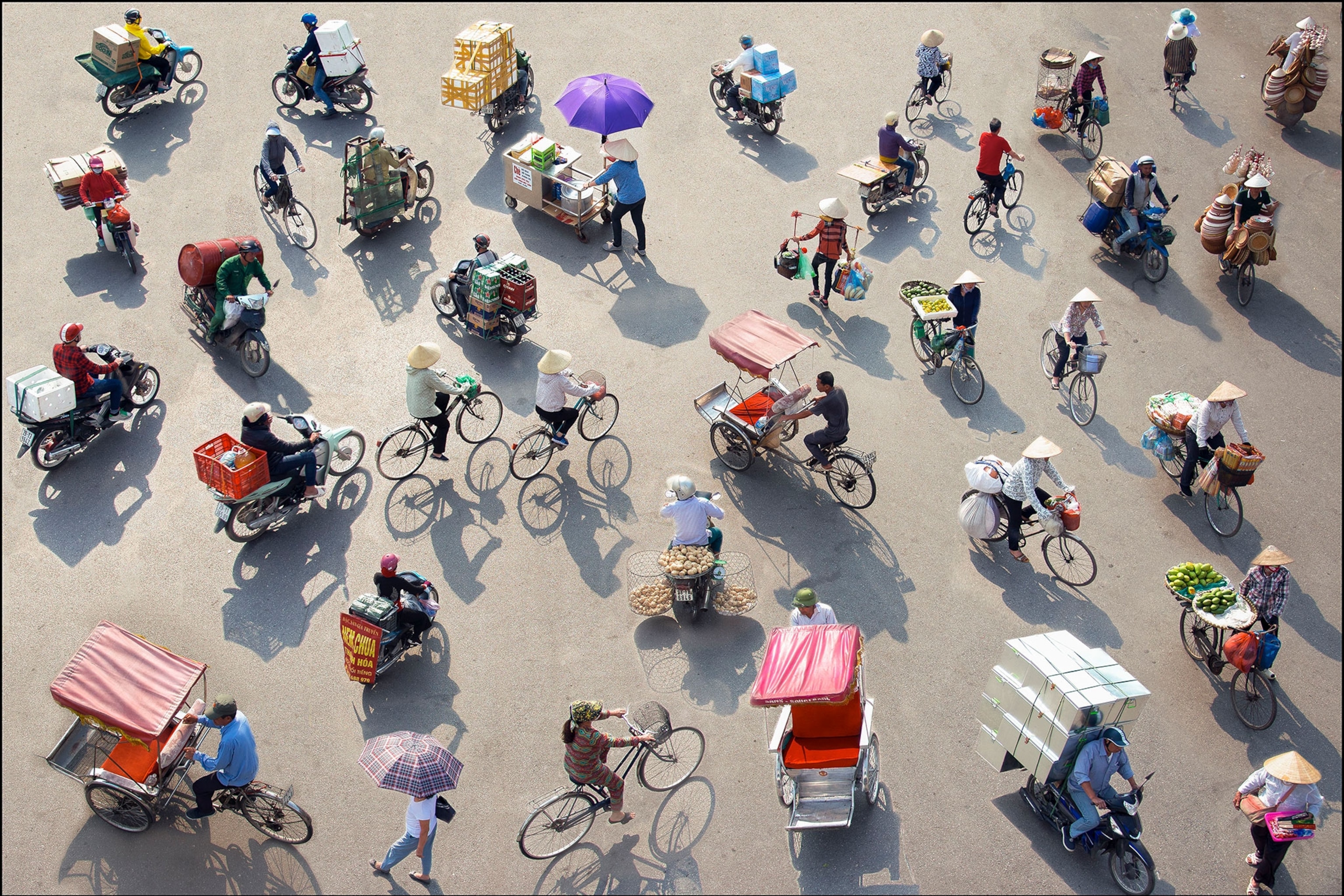 25 Captivating Pictures of Street Scenes Around the World