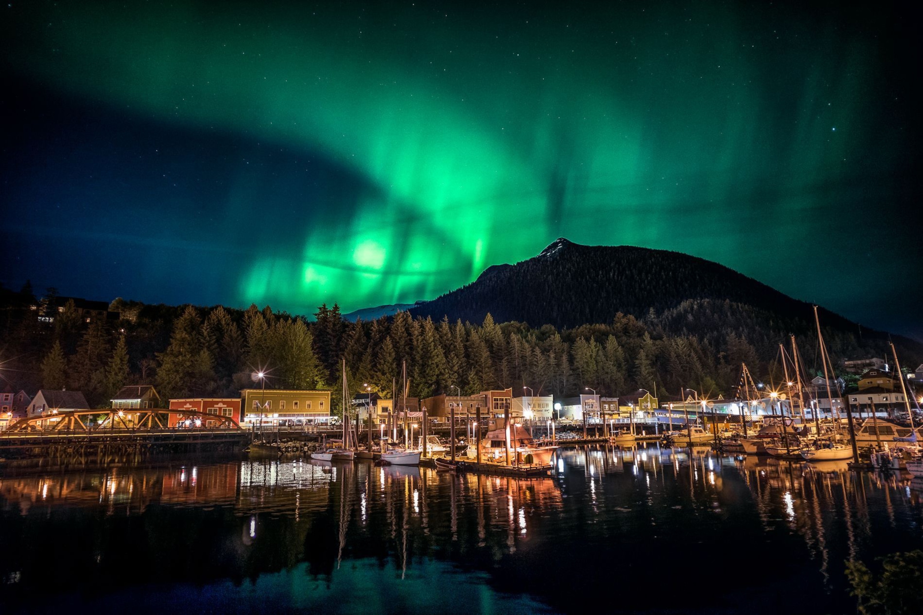 33 Illuminating Photos of Cities and Lights at Night Around the World