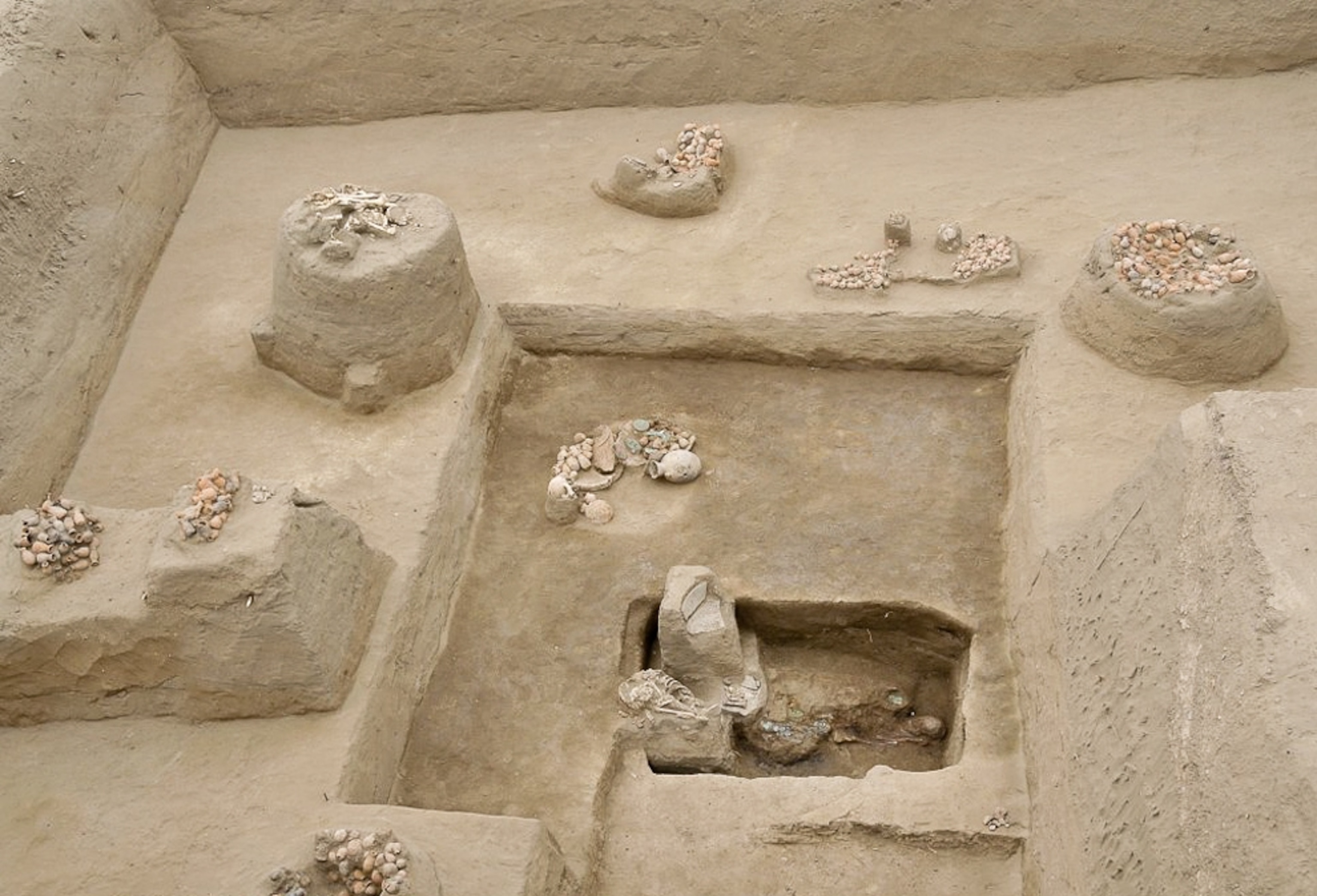 Ancient Sacrificer Found With Blades in Peru Tomb? | National Geographic