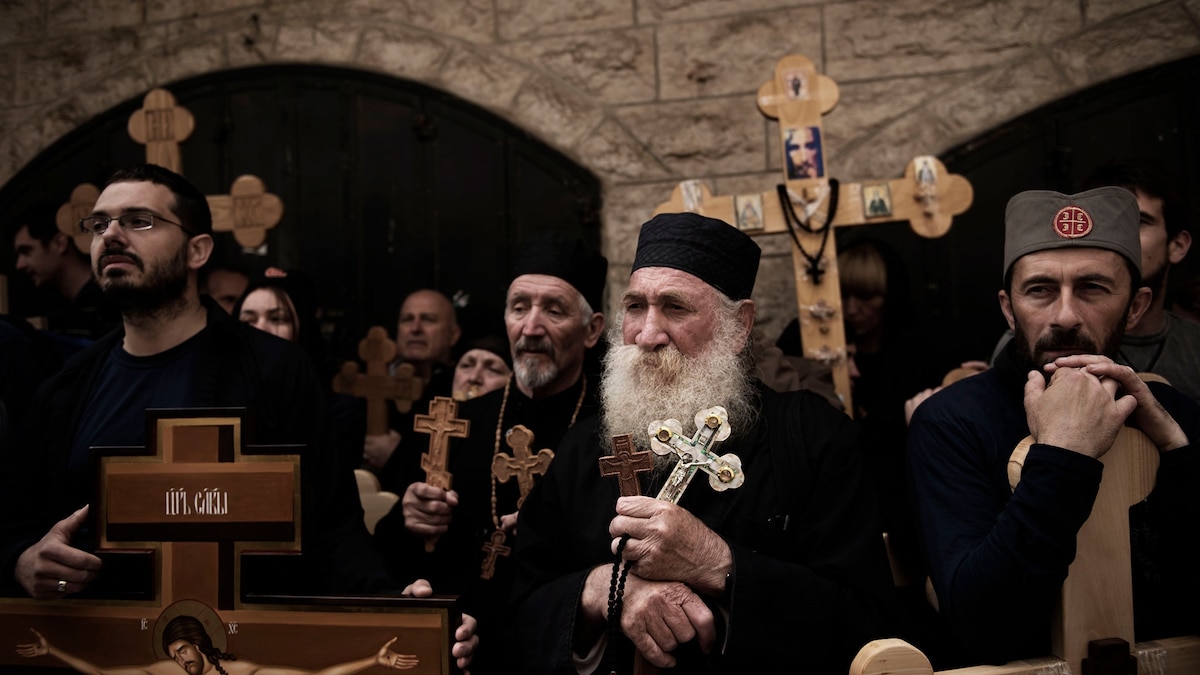 See Powerful Images of Pilgrims Celebrating Easter in Jerusalem ...