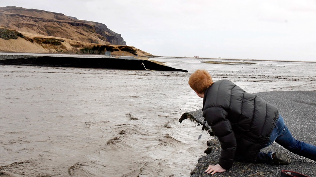 Iceland Volcano Erupts Under Glacier, Triggers Floods | National Geographic