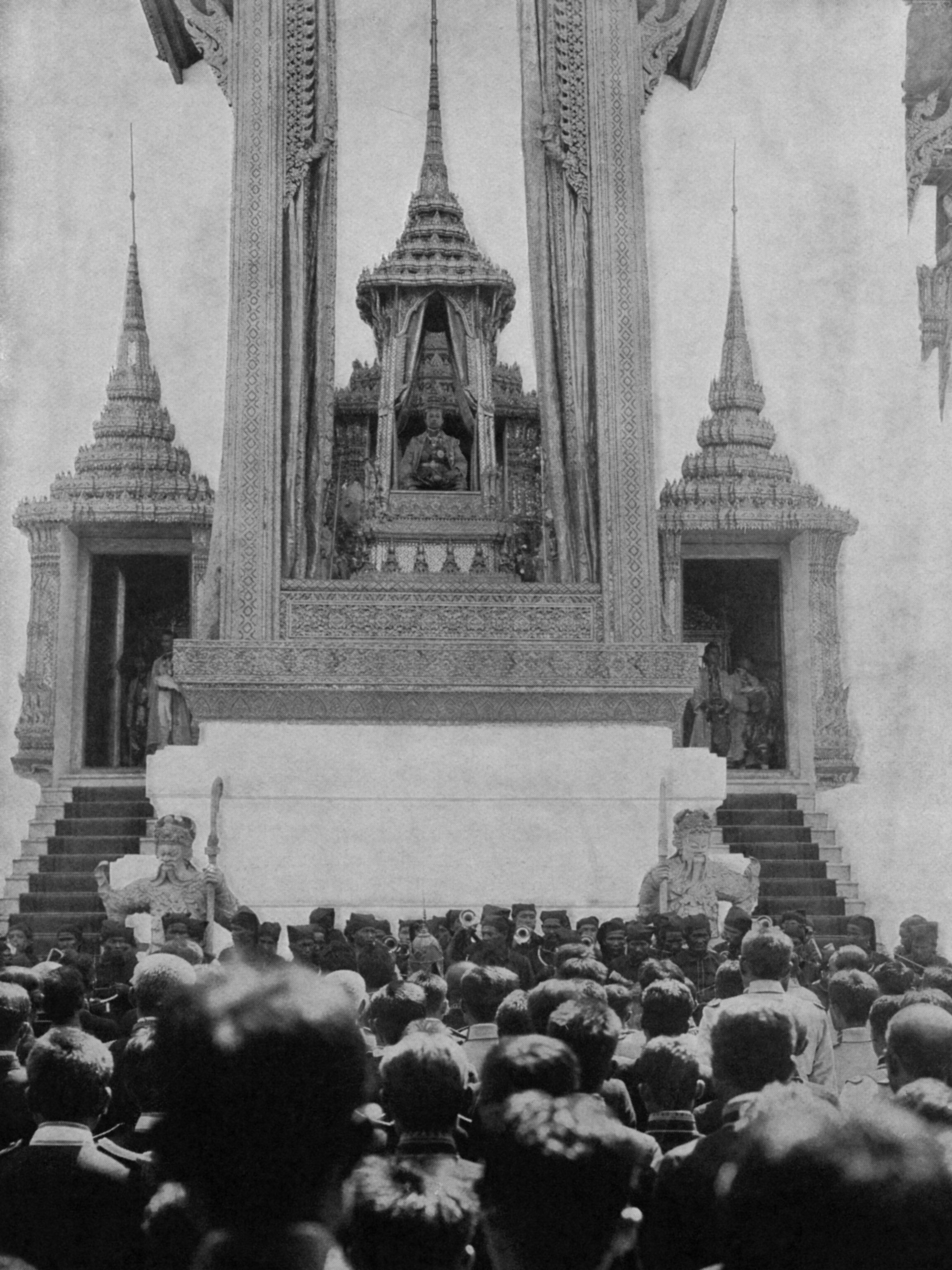 See vintage photos of historic coronations straight from the Nat Geo ...