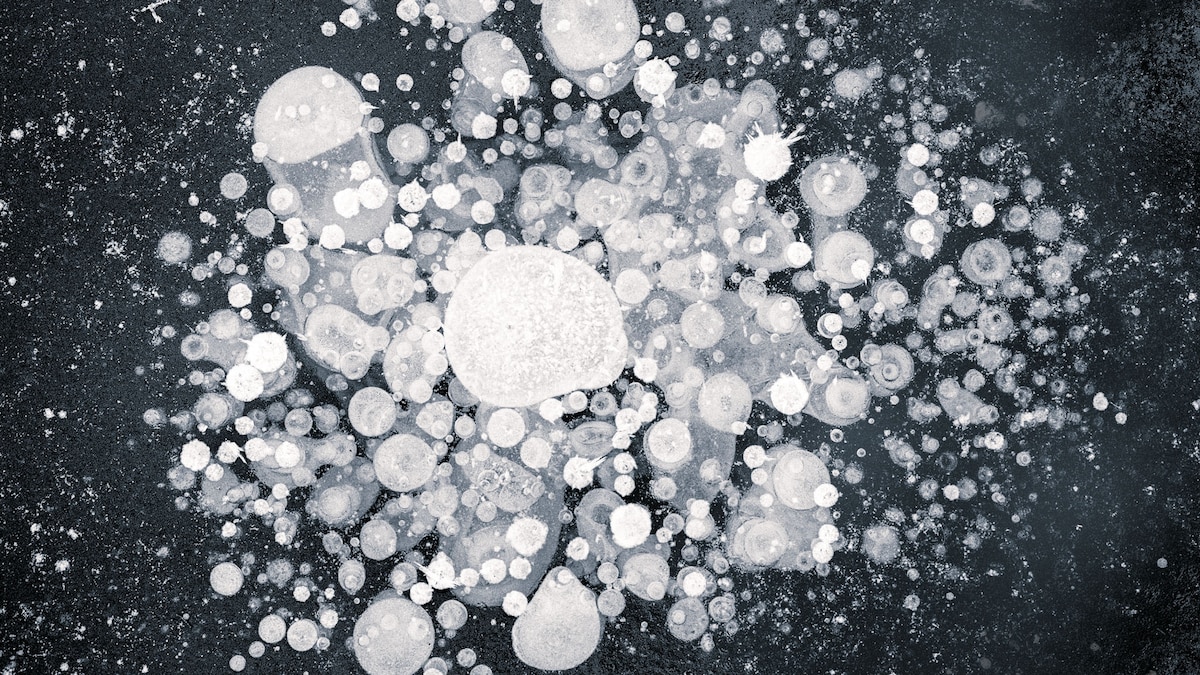 Bubbles trapped in Alaska ice are a mesmerizing, terrifying warning ...