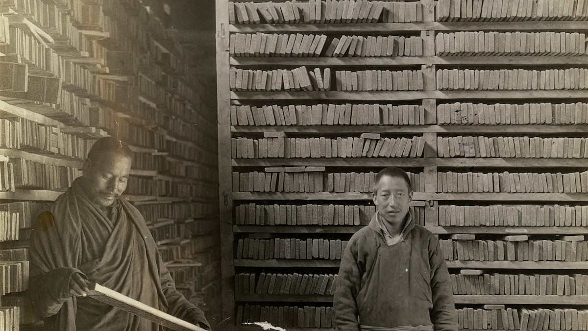 Pictures: A Century of Reading Around the World | National Geographic