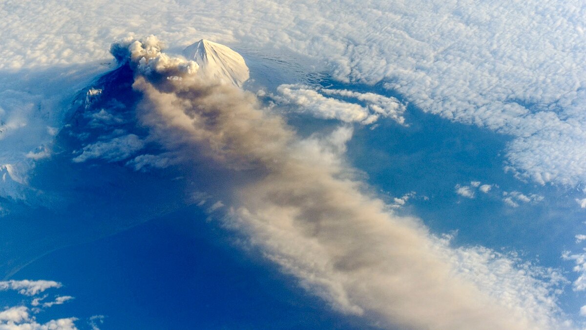 Erupting Alaska Volcano Puts on Fiery Display | National Geographic