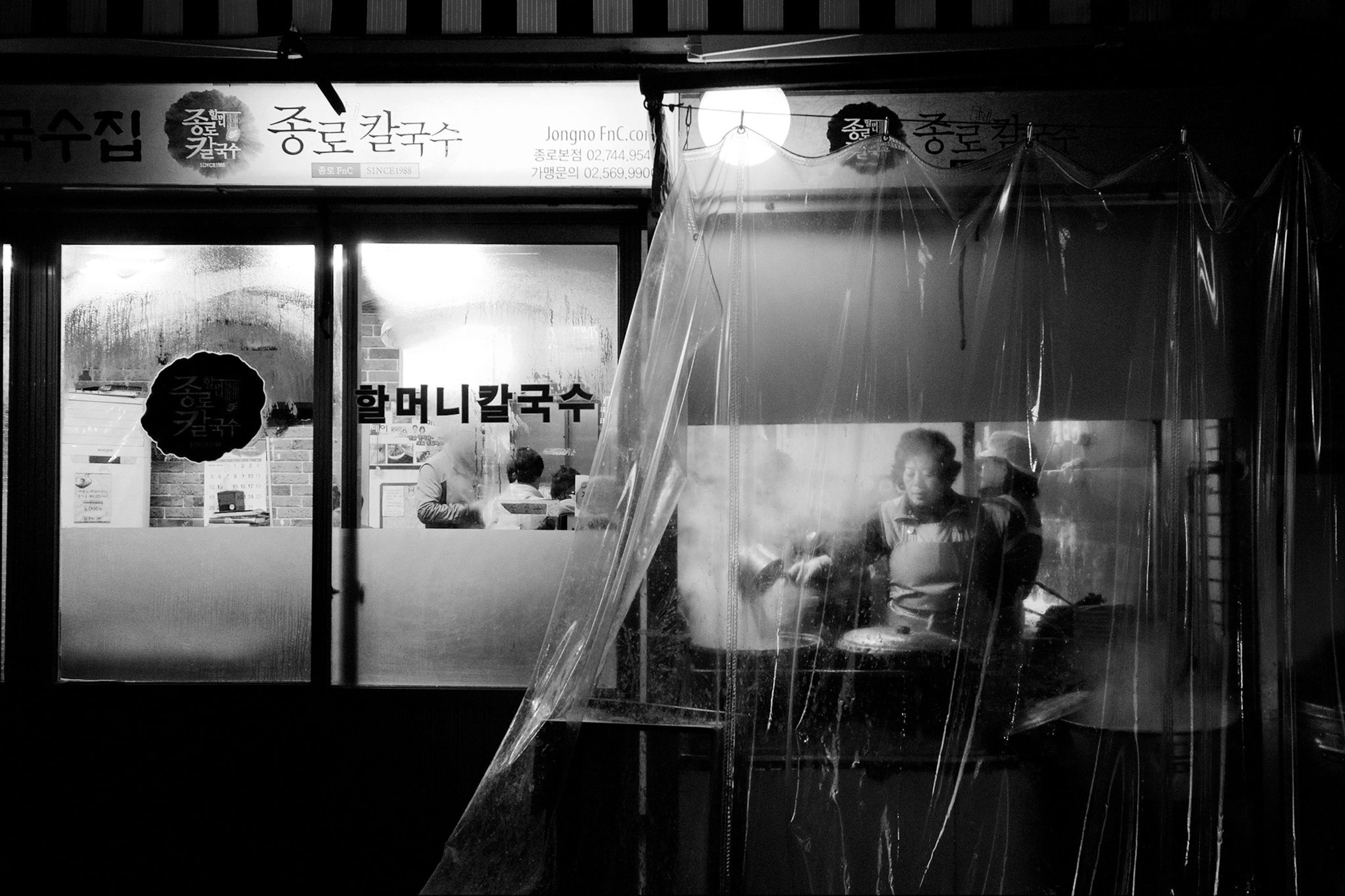 25 Captivating Pictures of Street Scenes Around the World