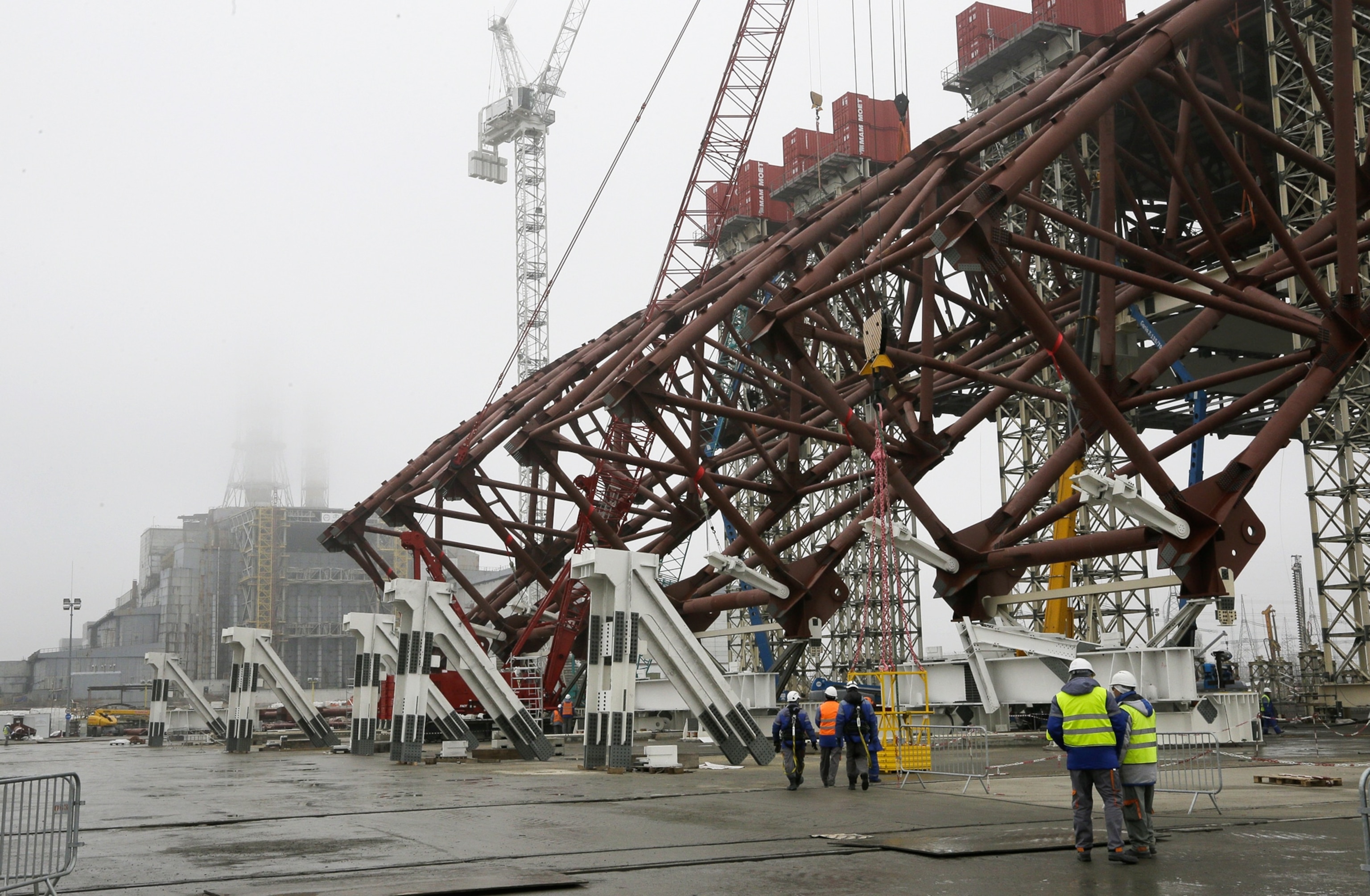Pictures: Race Against Time to Build a New Tomb for Chernobyl ...