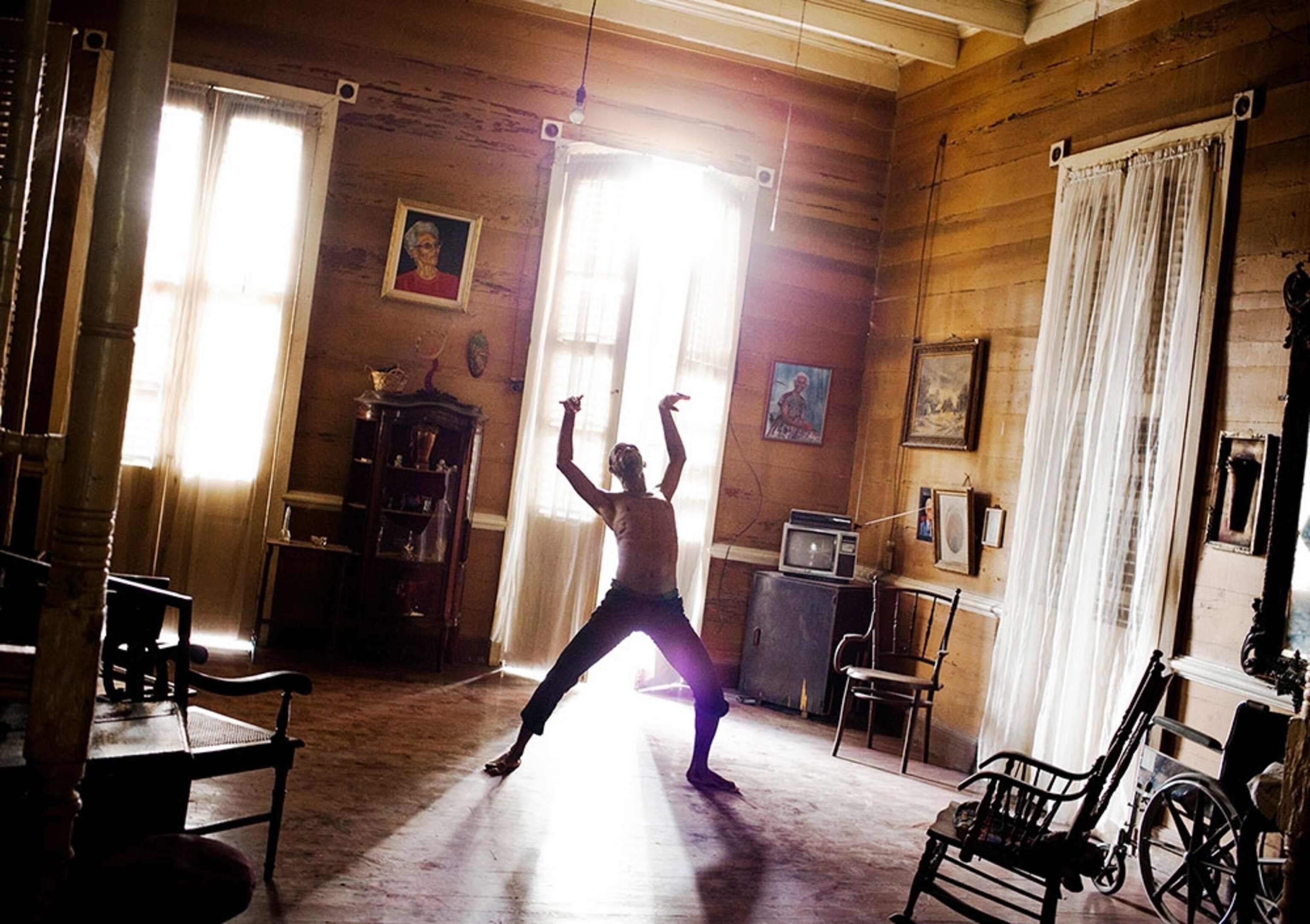 When does a shared experience give you an edge?