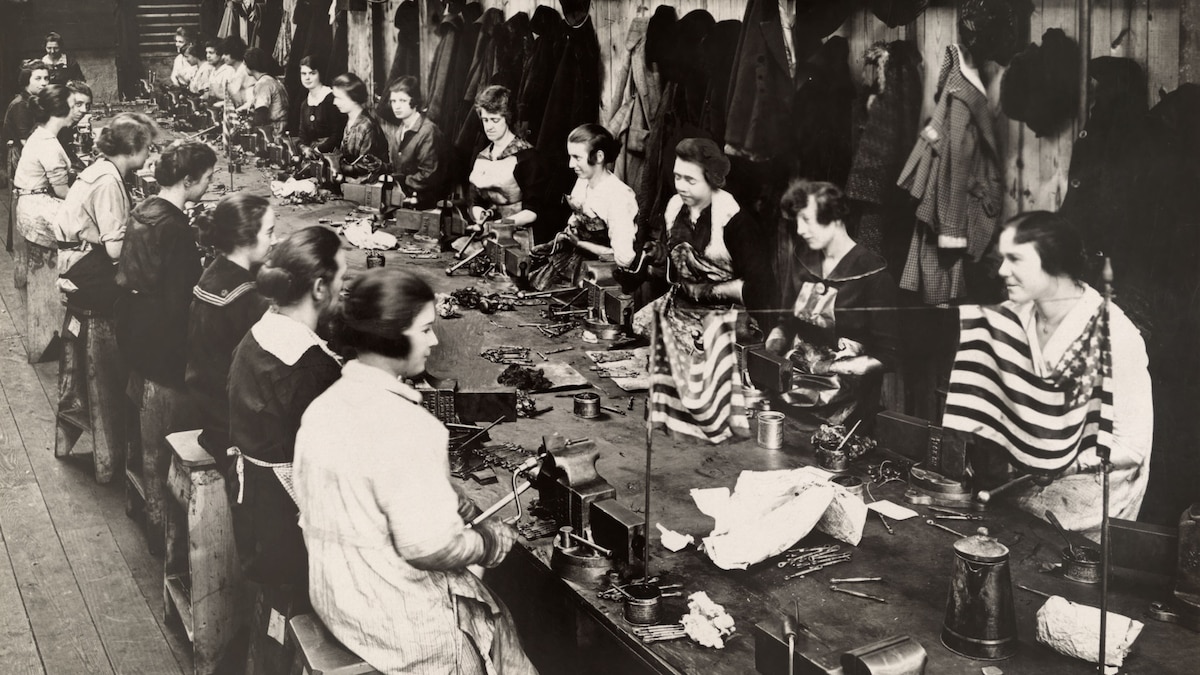 30 Vintage Pictures of Women at Work to Honor Women's Equality Day ...
