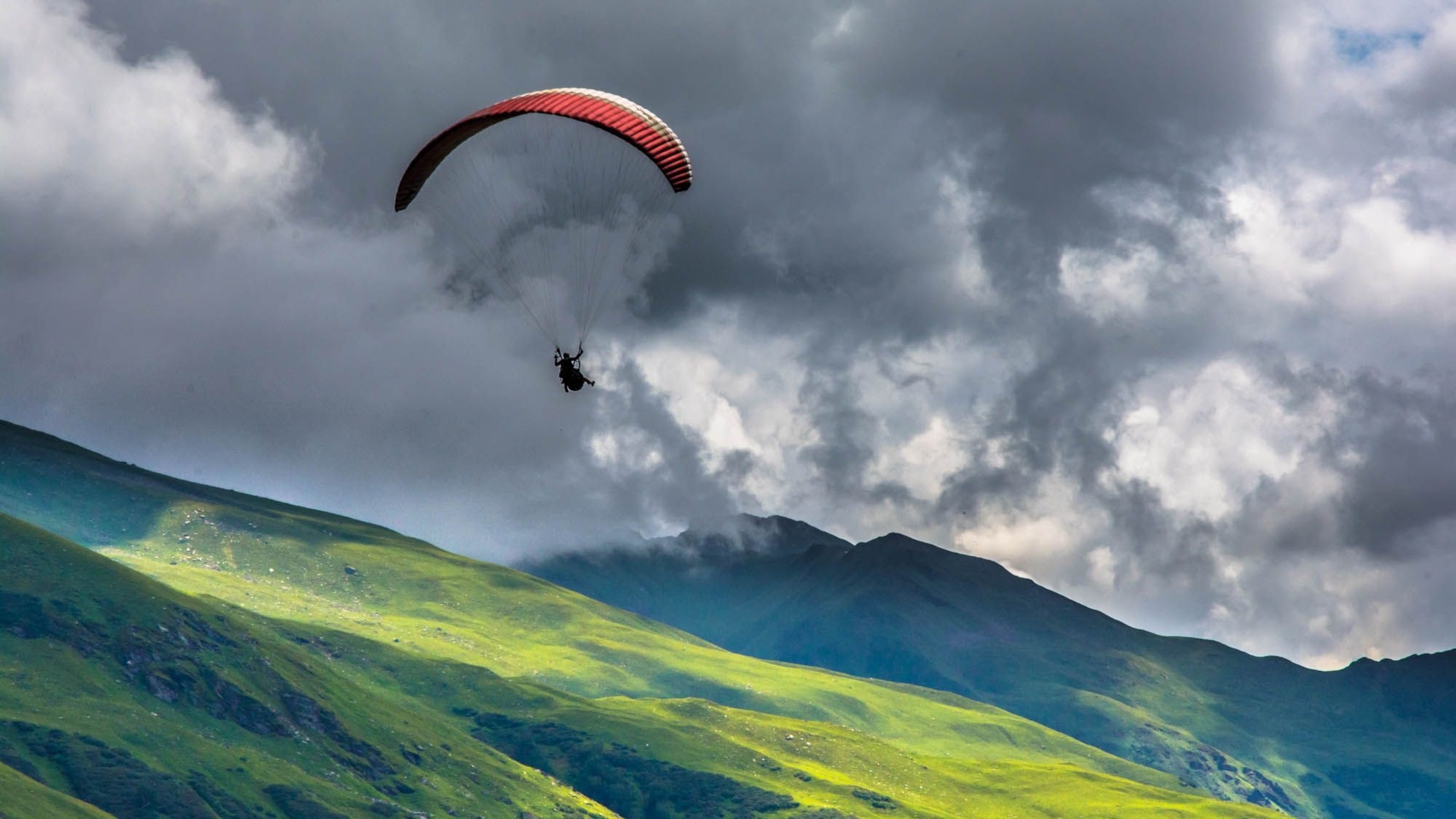 Gorgeous Paragliding Adventures Around the Globe