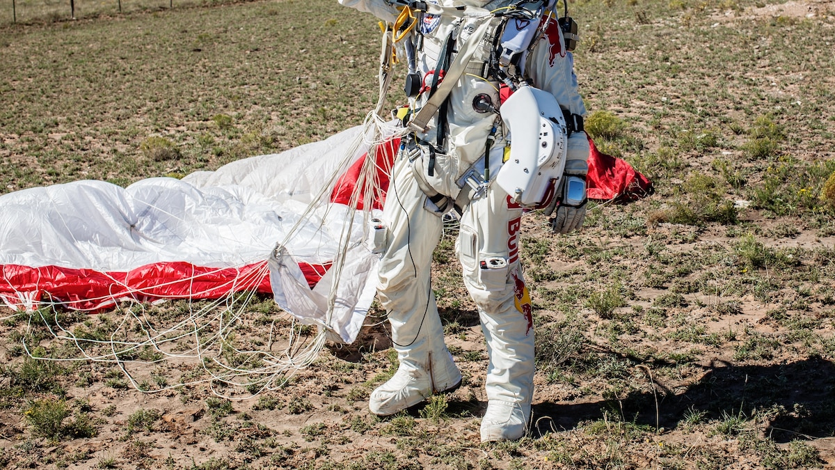 "Space Dive" Success: Felix Baumgartner Breaks Skydive Record, Sound ...