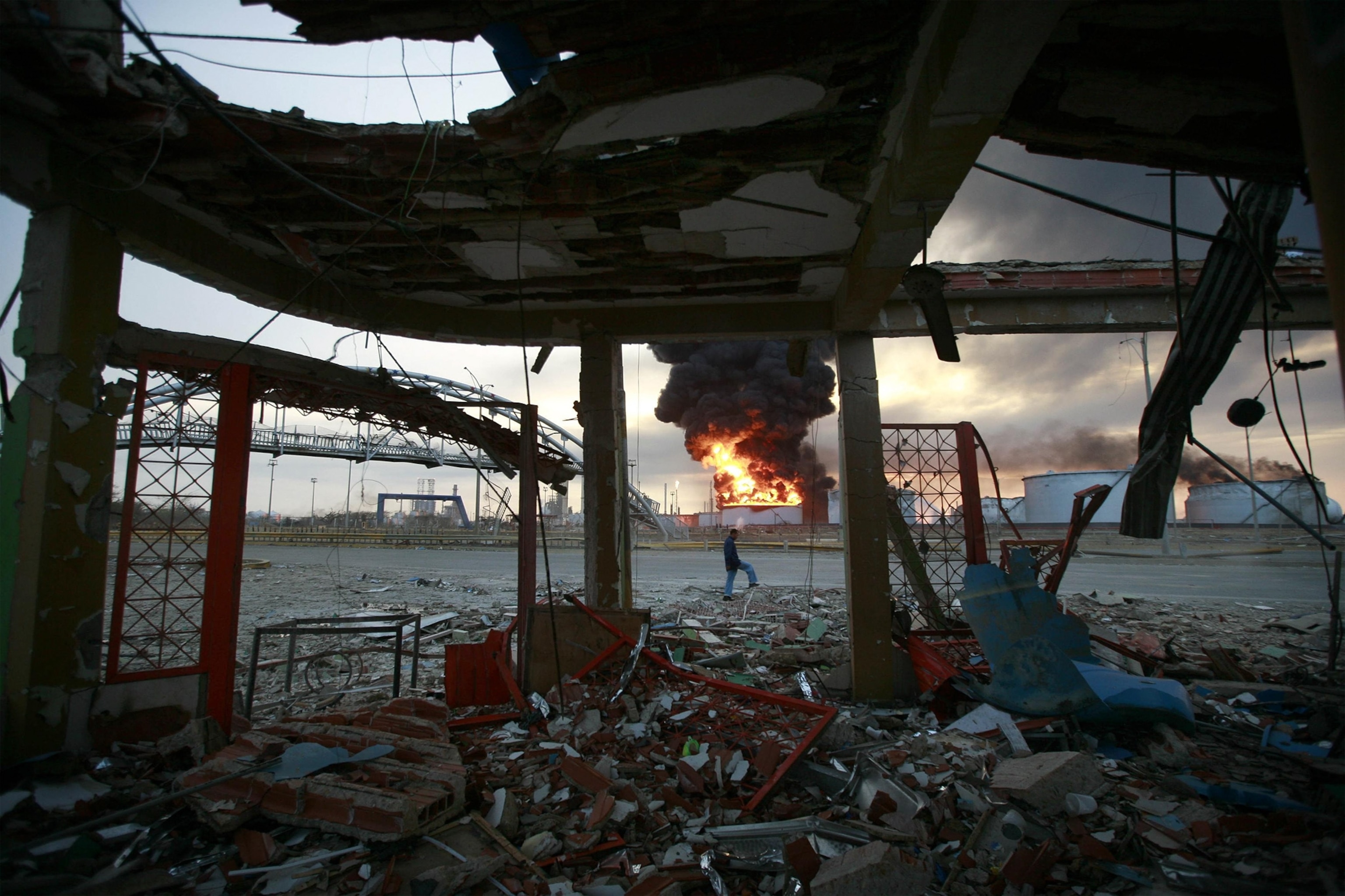 Venezuela's Amuay Refinery Under Scrutiny After Deadly Blaze