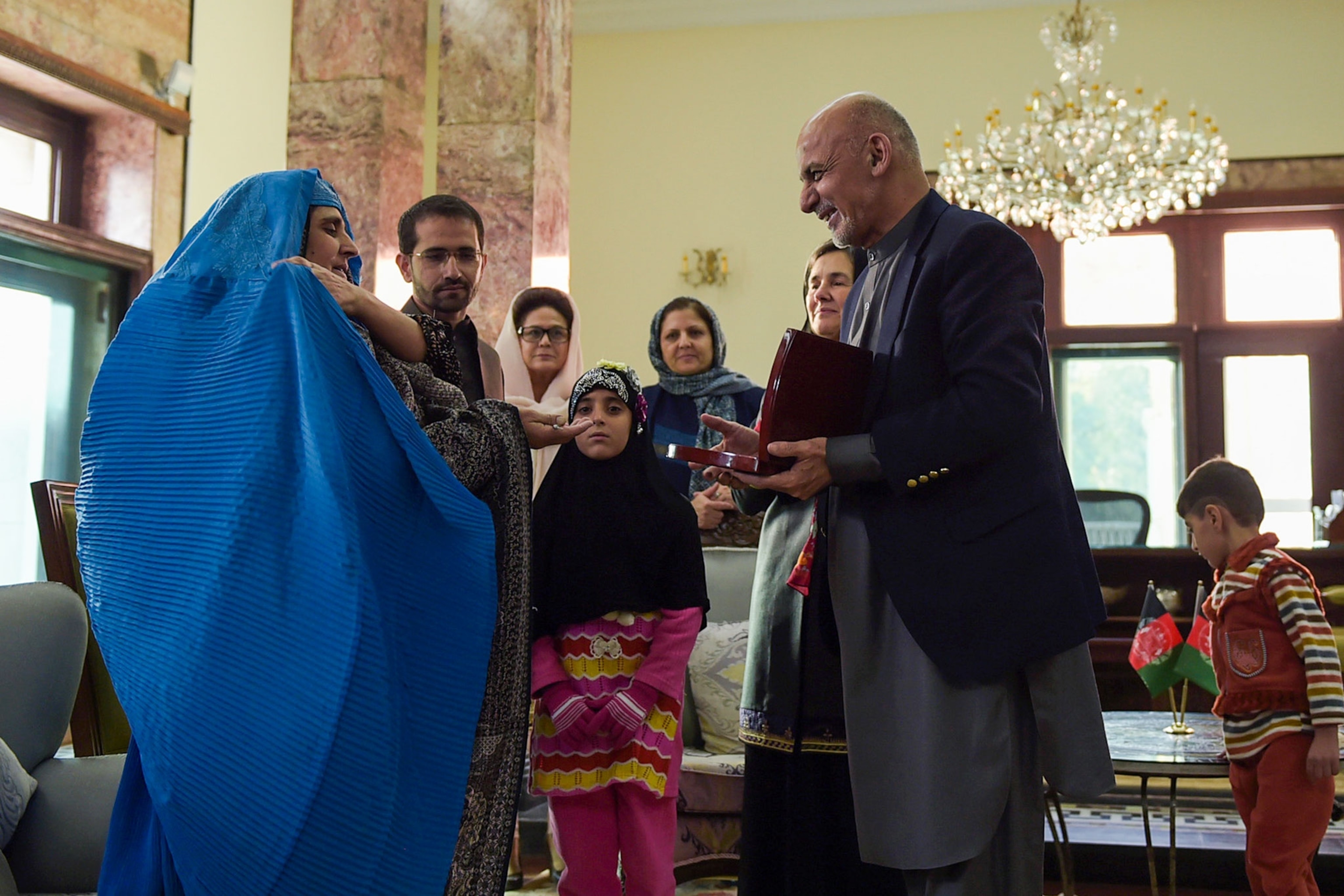 Afghan Girl Sharbat Gula Greeted by Afghani President Ghani After ...