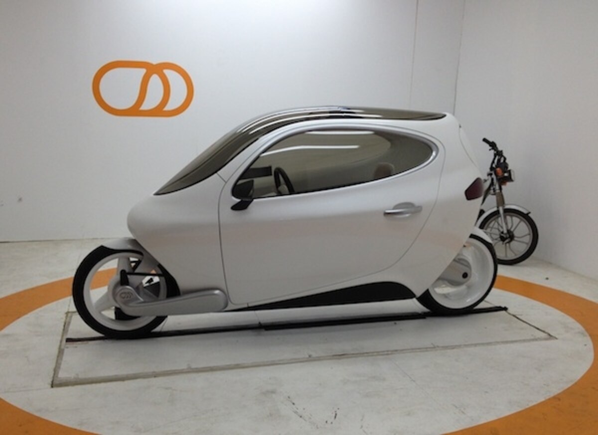 A Motorcycle Car That Makes Commuting Easier