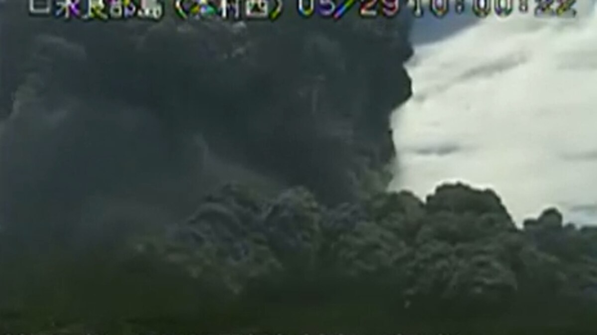 Scary Beautiful Video Captures Japan Volcano's Violent Explosion ...