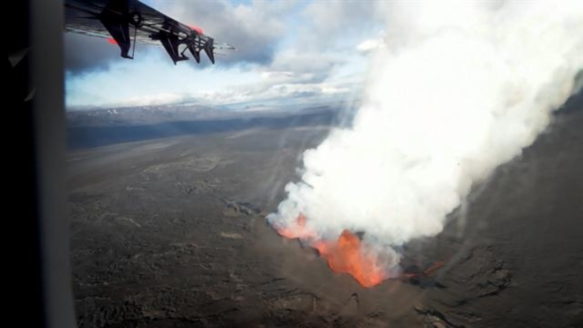 Tourists Brave Iceland's Dangerous Volcano to See Eruption Firsthand ...