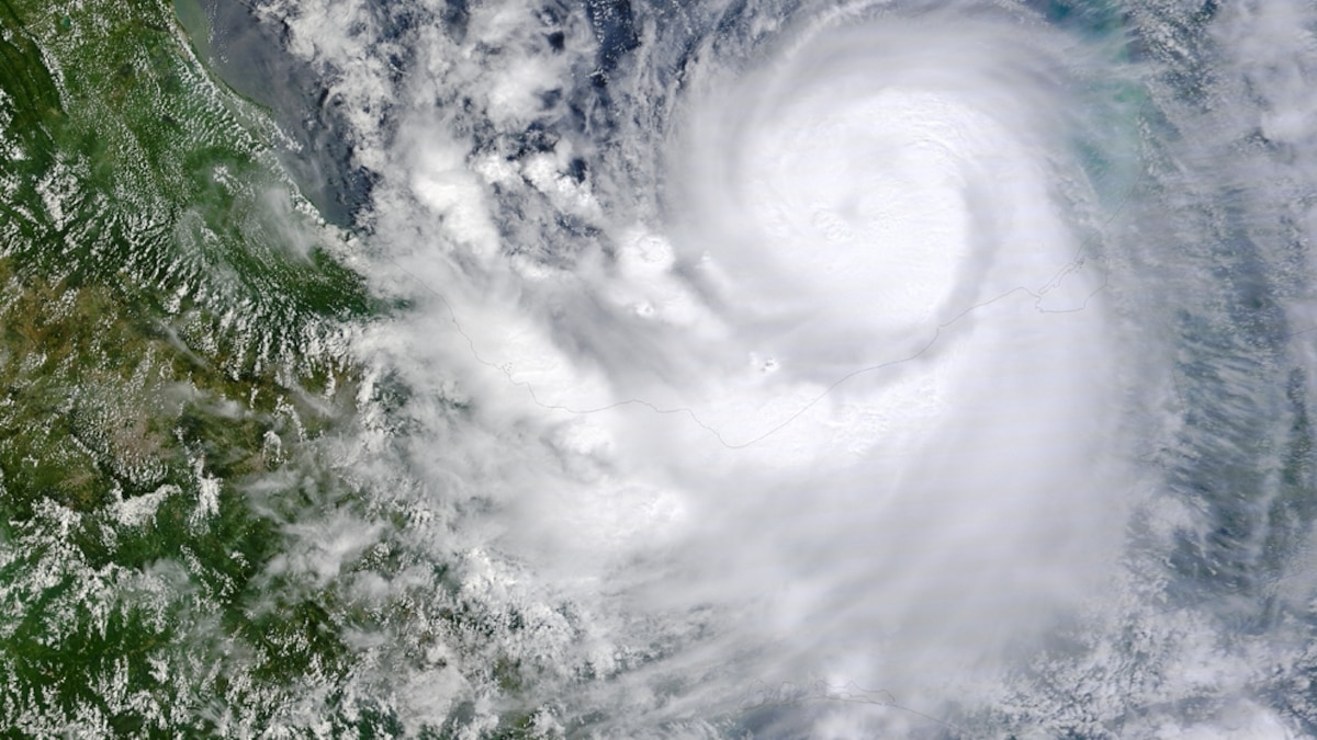 Hurricane Karl "Explodes"; Flash Floods Predicted | National Geographic