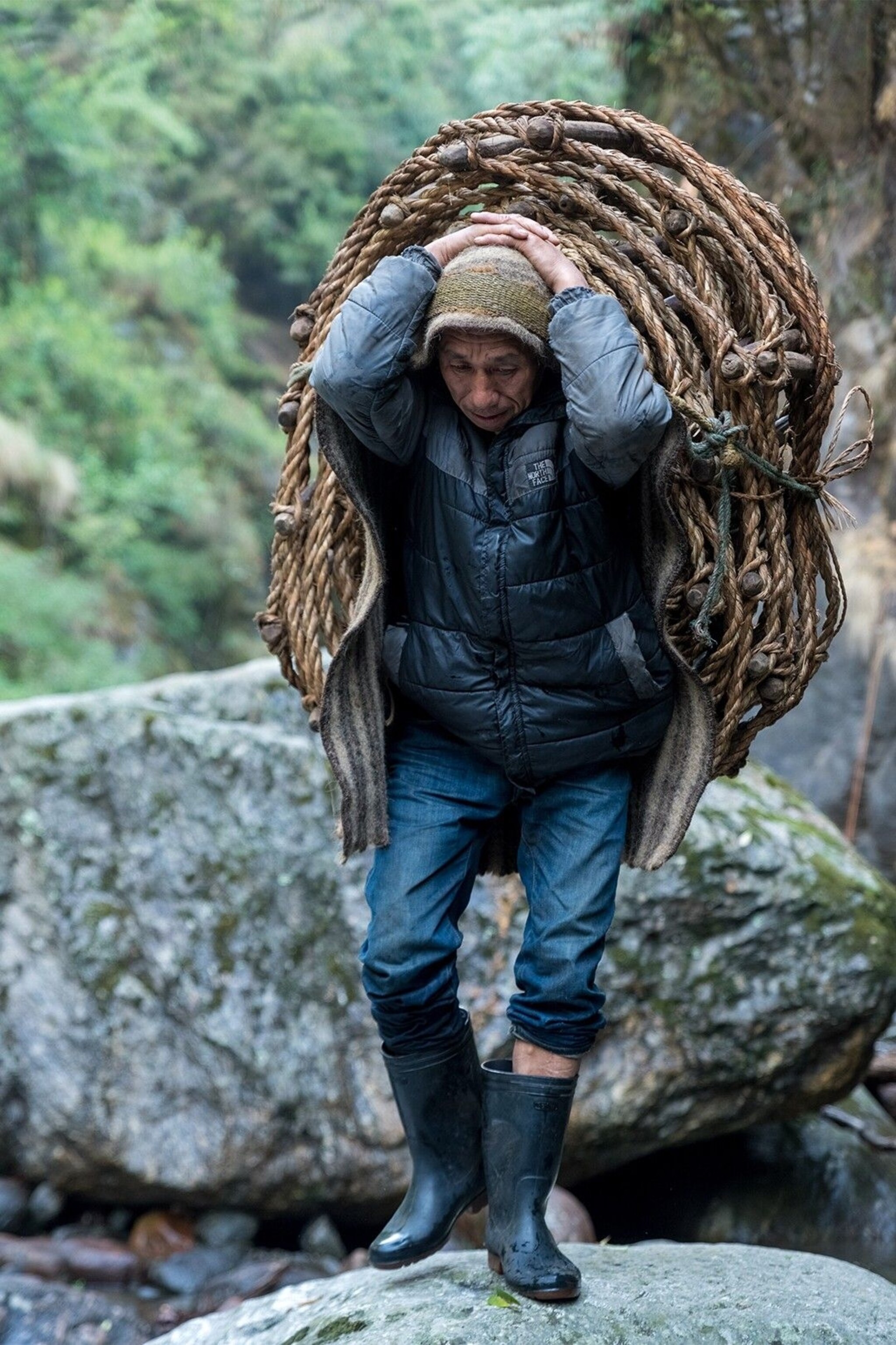 Photo story: the Nepalese honey hunters facing some of the largest bees ...