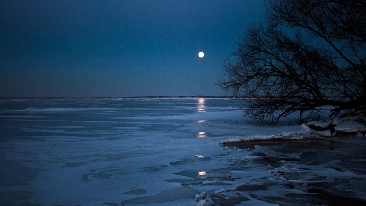 Smallest, Faintest Full Moon of 2010 Tonight | National Geographic