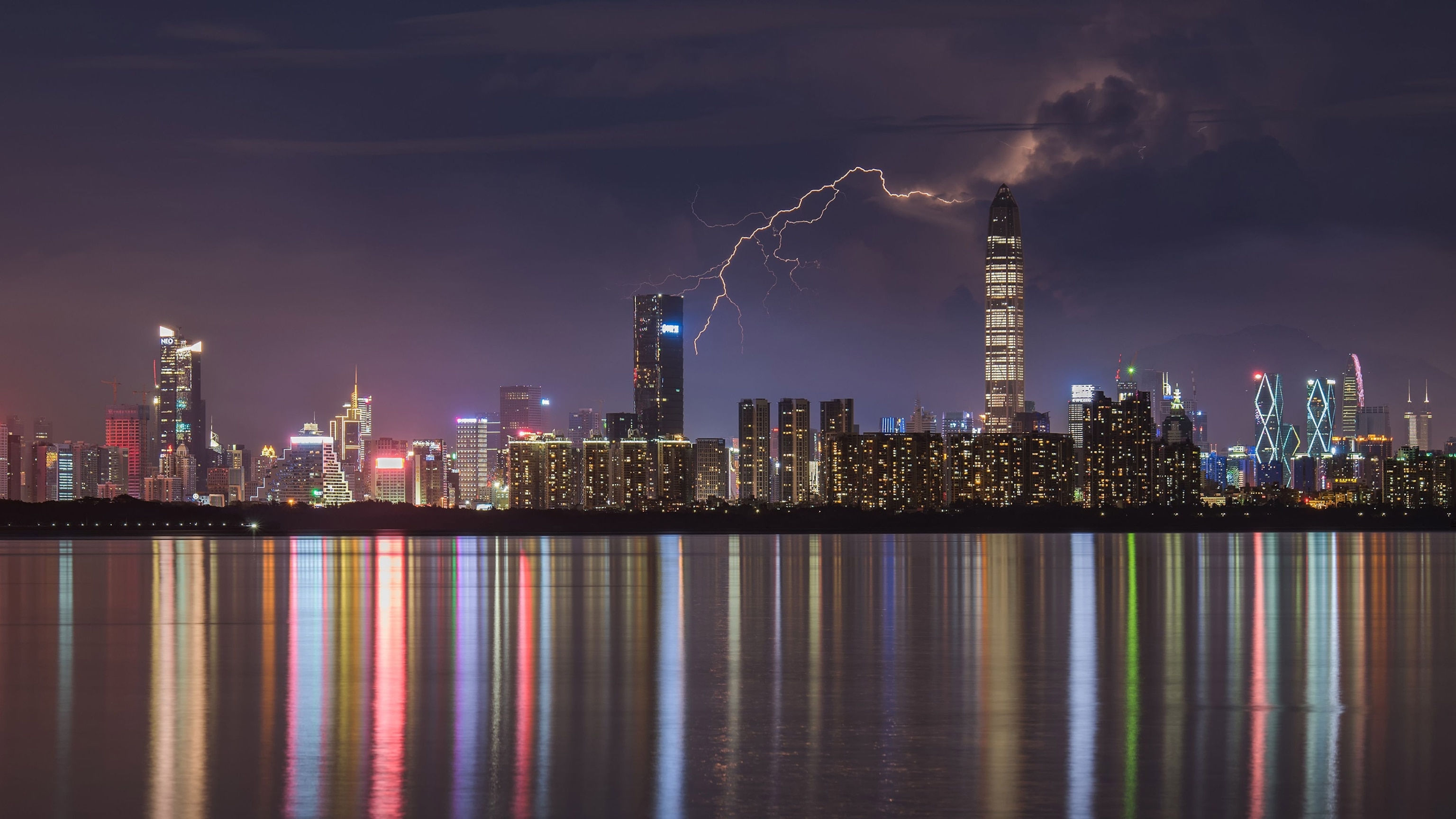 33 Illuminating Photos of Cities and Lights at Night Around the World