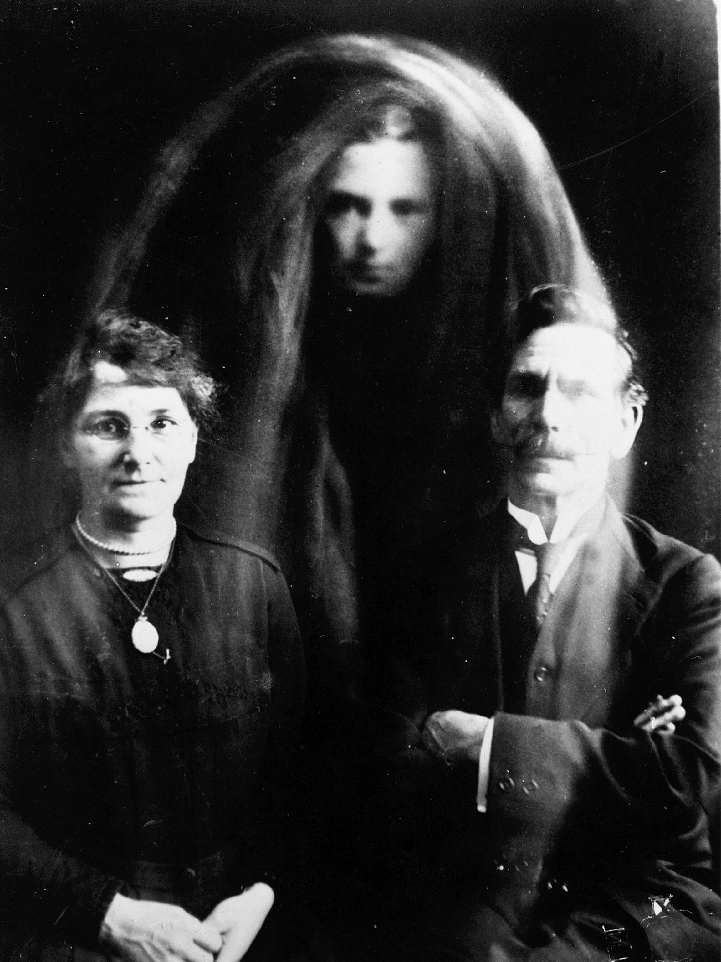 ‘I hear dead people’: How the world went wild for talking to spirits ...