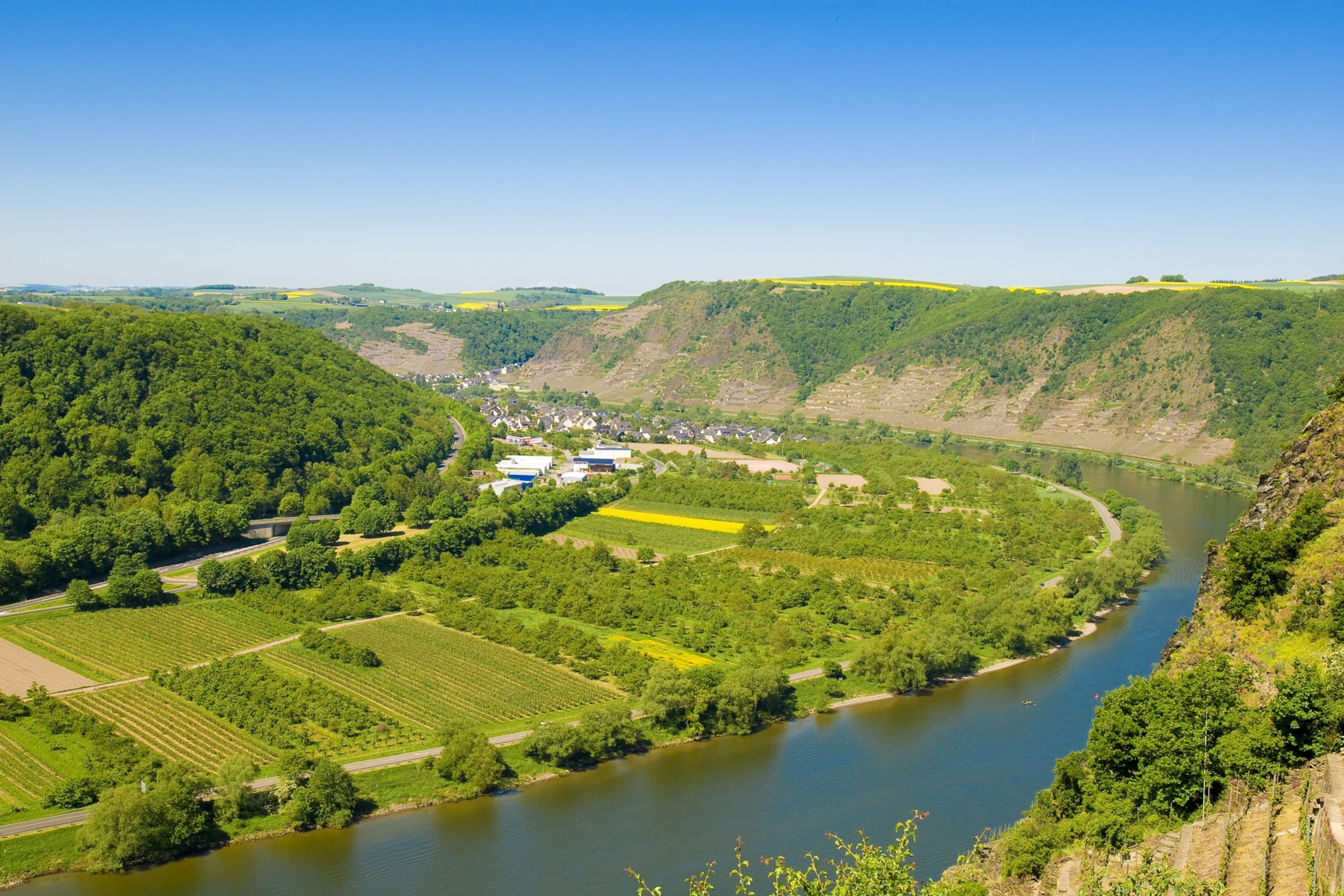 9 Most Romantic Springtime Destinations