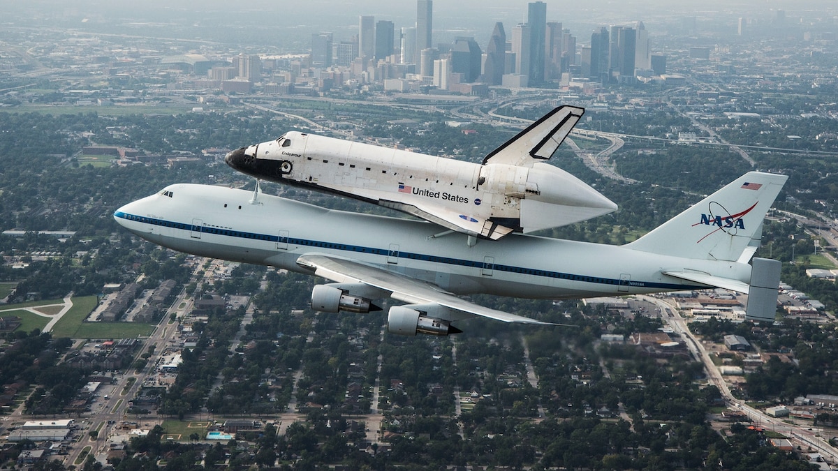 Space Pictures This Week: Endeavour, Mars Rock, More | National Geographic