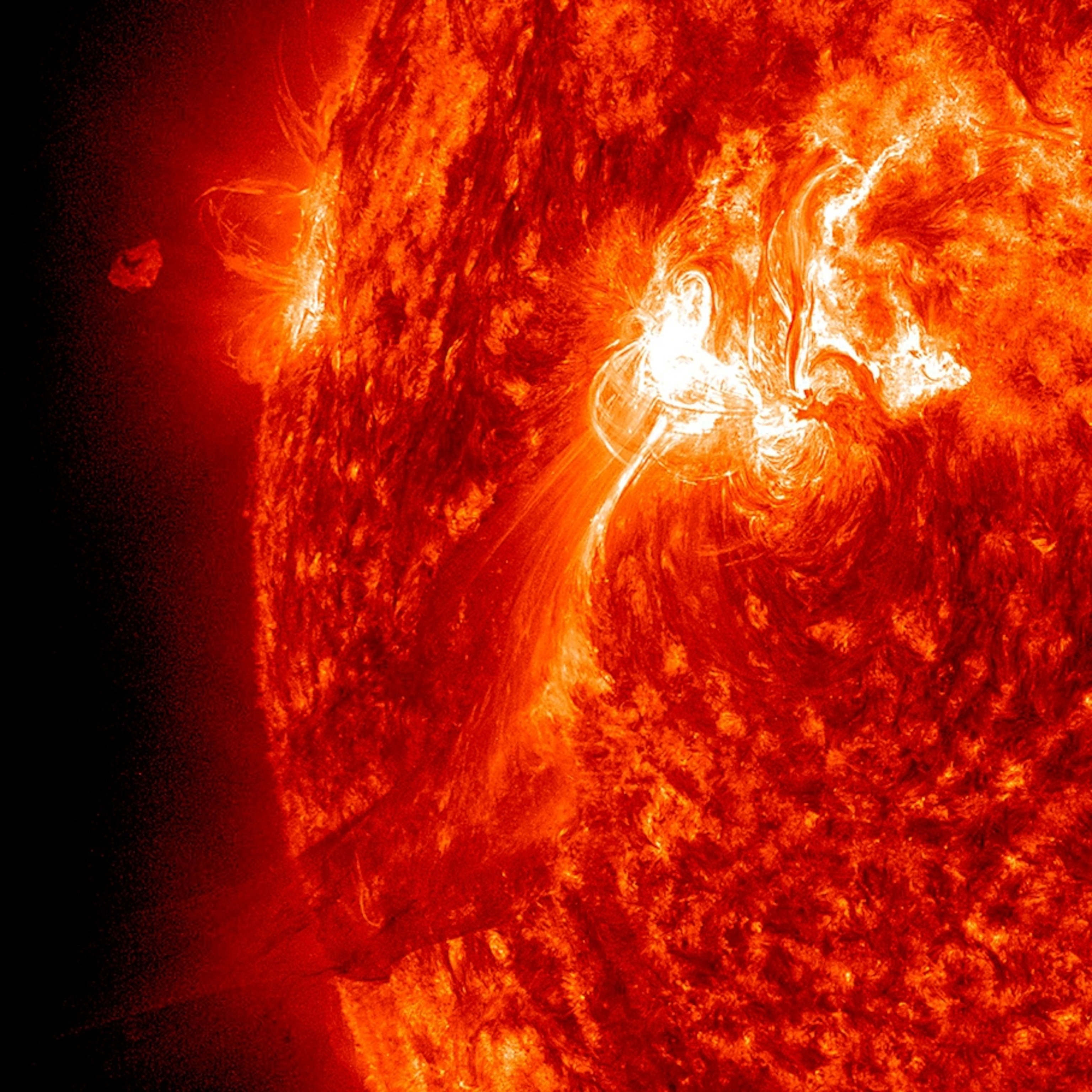 Space Pictures This Week: Mars Landing, Solar Flare, More