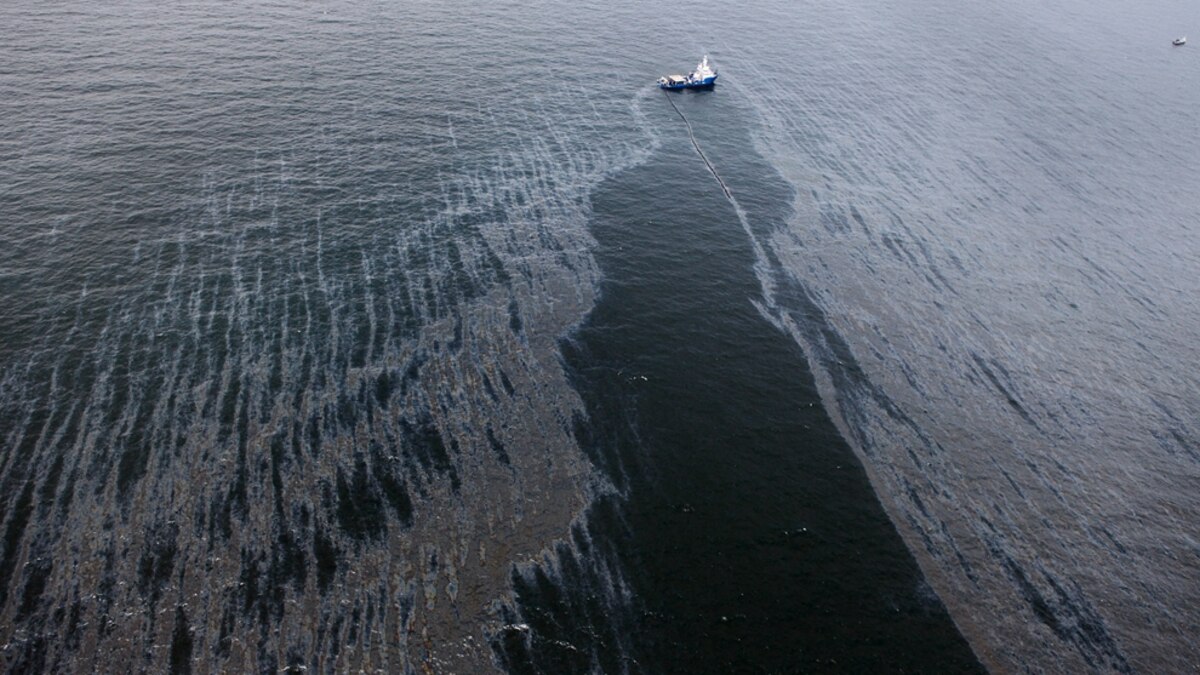 Oil Spill Fears Subside at Rig-Explosion Site | National Geographic