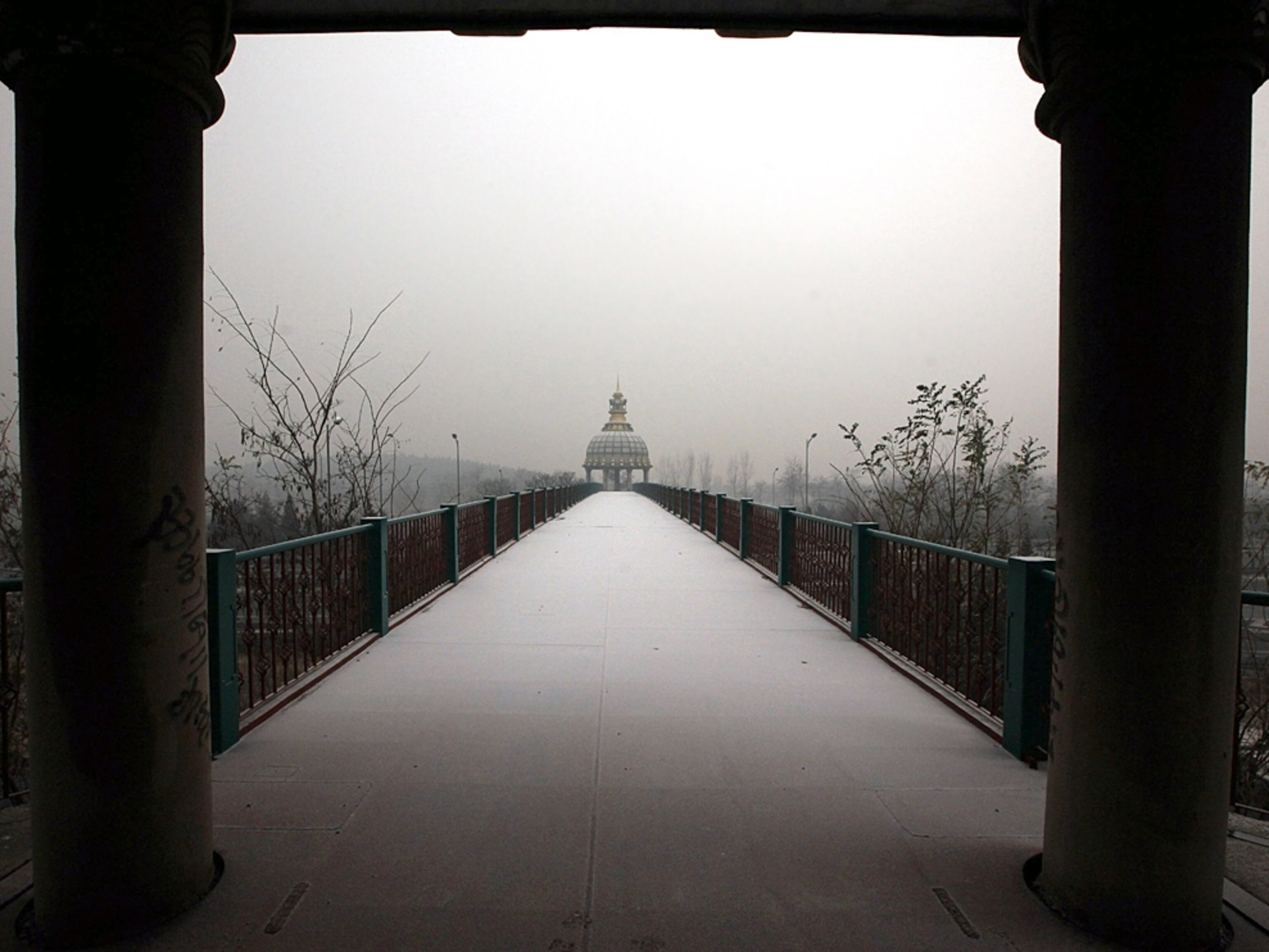 Pictures: China's Fake Disneyland, Overgrown and Ghostly
