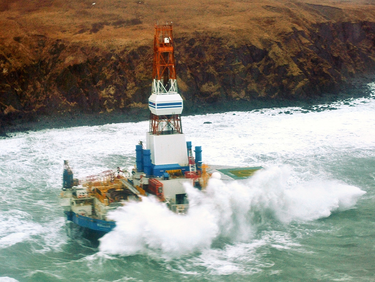 Pictures: Errant Shell Oil Rig Runs Aground Off Alaska, Prompts Massive ...
