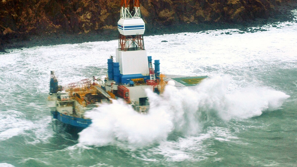 Pictures: Errant Shell Oil Rig Runs Aground Off Alaska, Prompts Massive ...