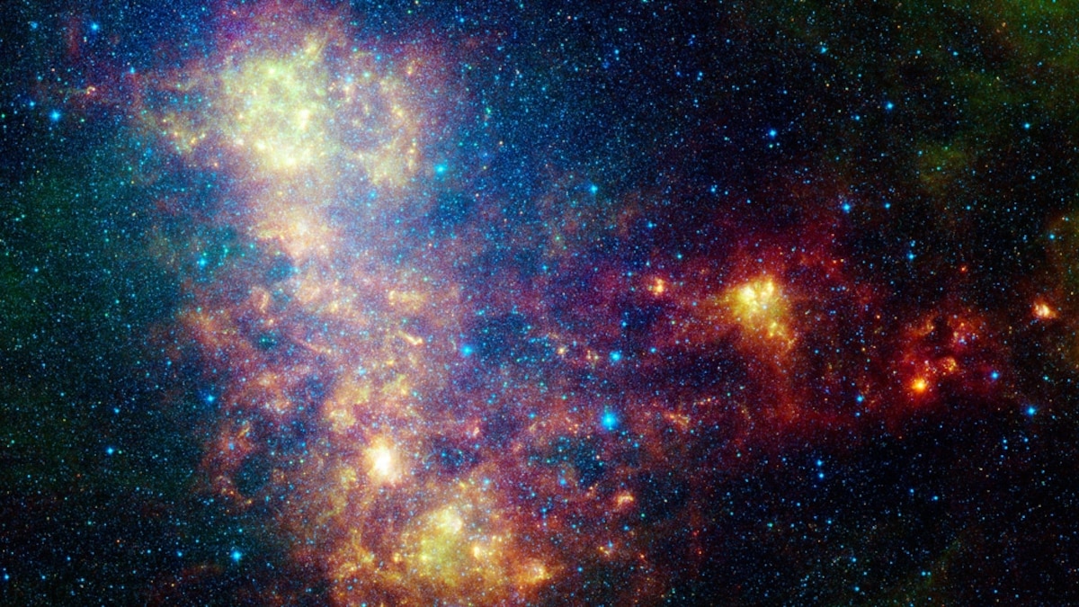 SPACE PHOTOS THIS WEEK: Tiny Galaxy, Sun's Iron, More | National Geographic