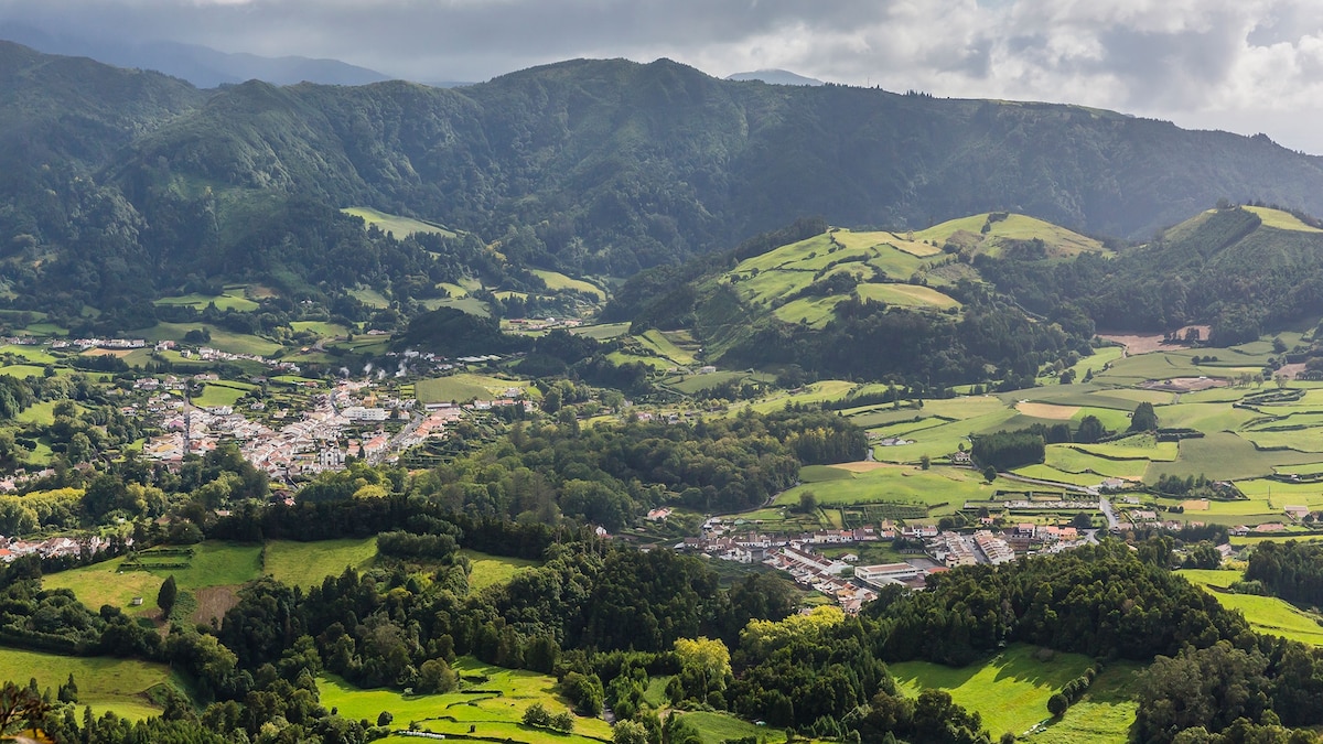 Volcanic waters in the Azores turn green tea purple | National Geographic
