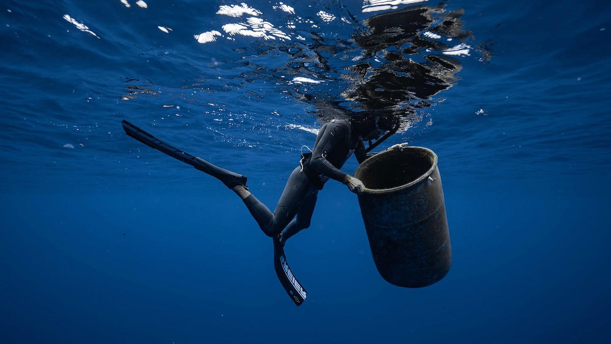This is what it's like to swim through the Great Pacific Garbage Patch ...