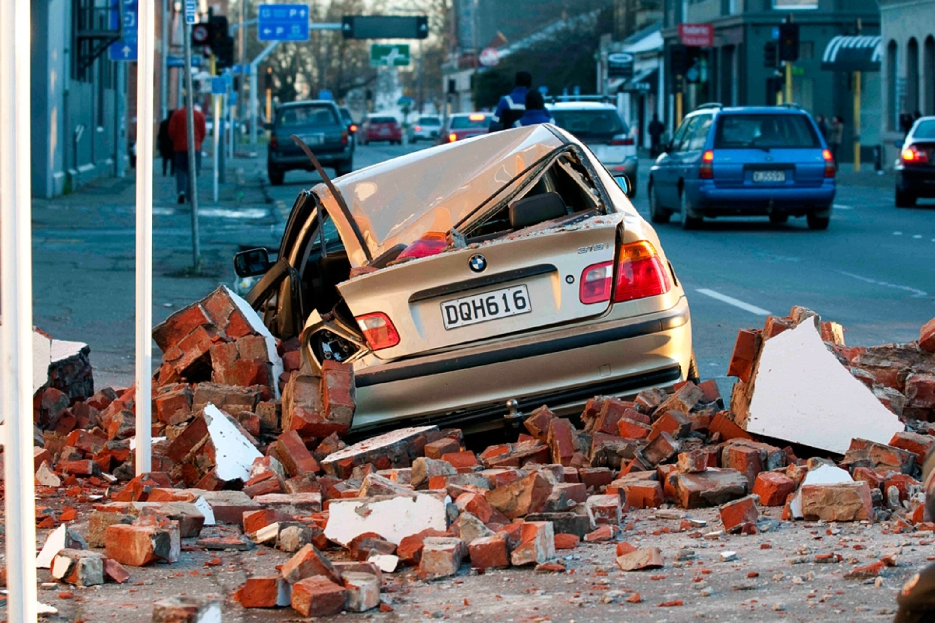 New Zealand Earthquake Pictures: Walls, Roads Crumble