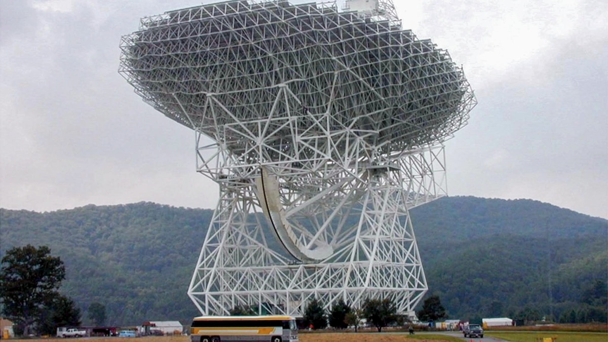 Storm of Strange Radio Bursts Emerges From Deep Space | National Geographic