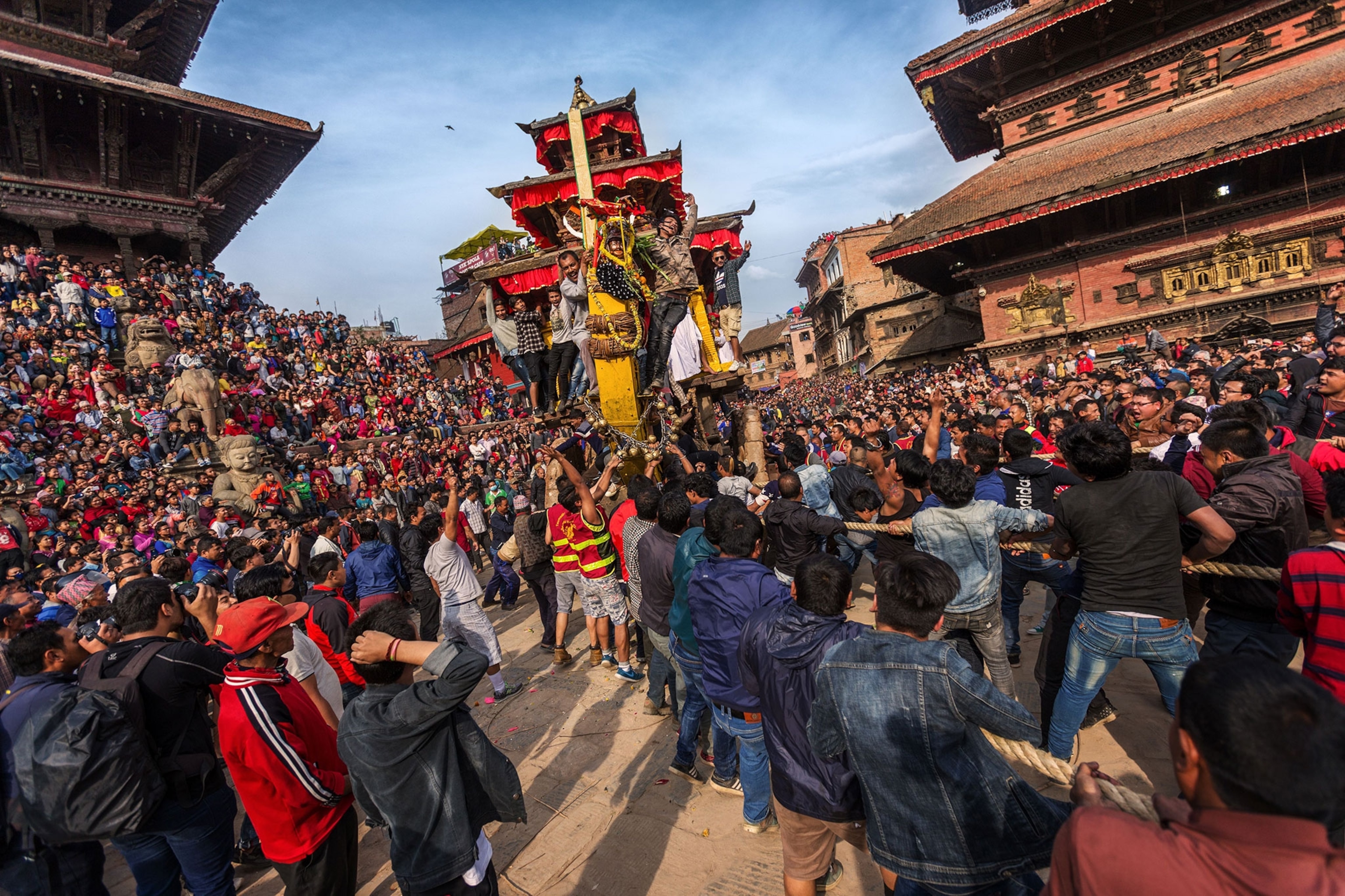 25 Captivating Pictures of Street Scenes Around the World