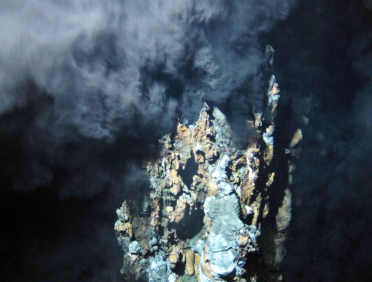 Major Deep-Sea Smokers Found—"Evolution in Overdrive"