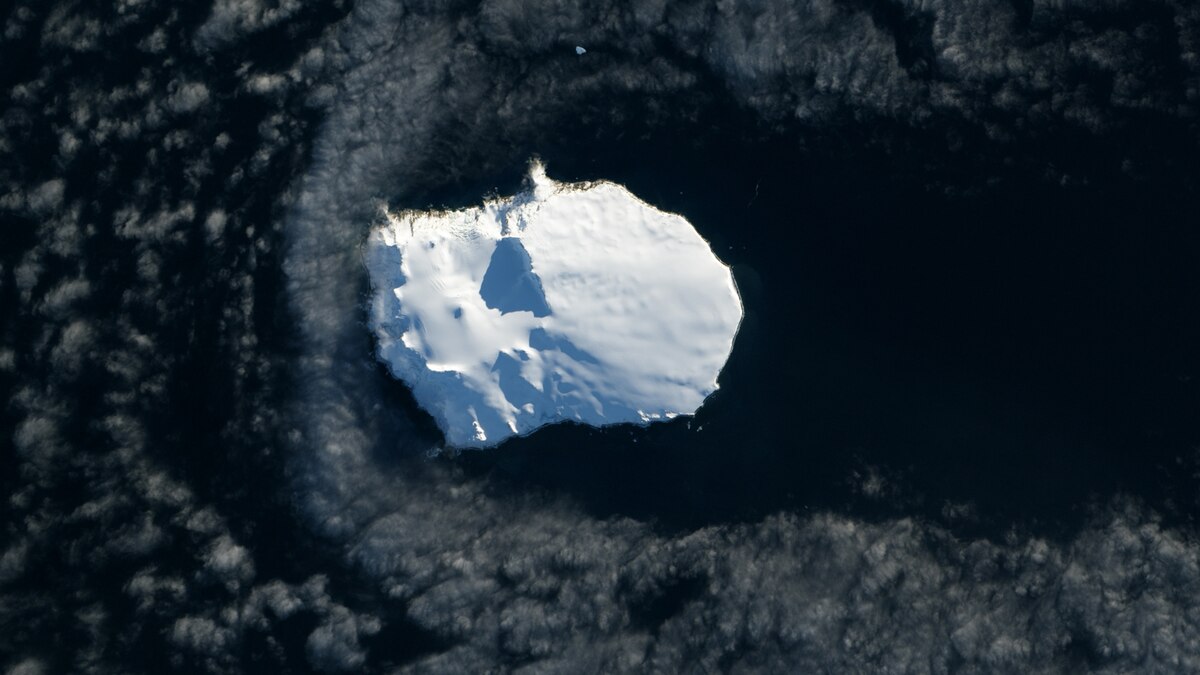 Space Pictures This Week: Cigar Galaxy, Speedy Star | National Geographic